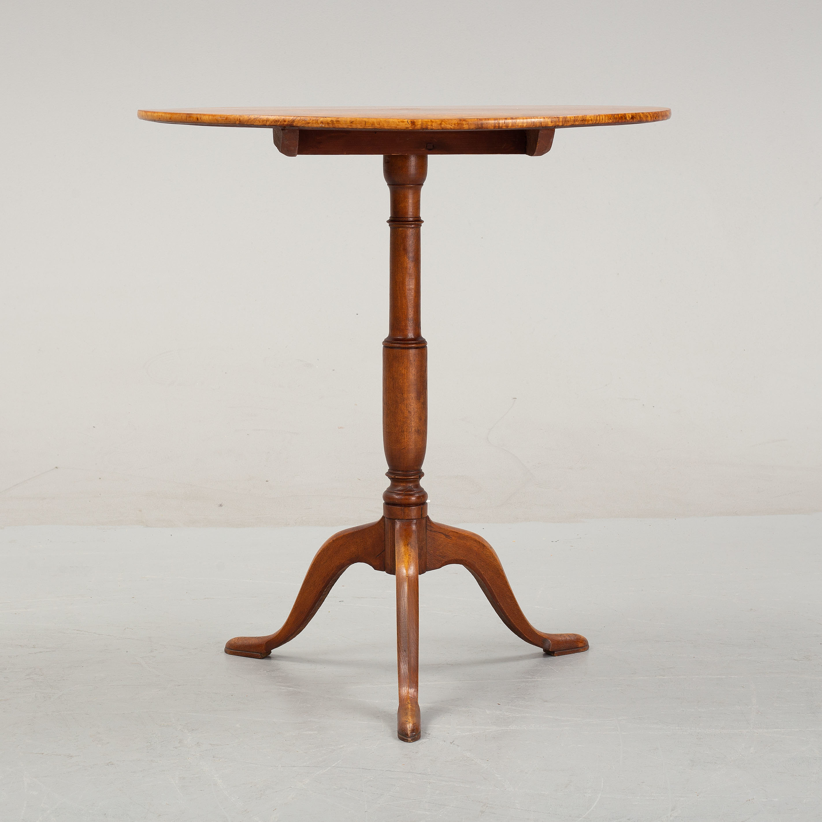 A circa 1800 side table. - Bukowskis