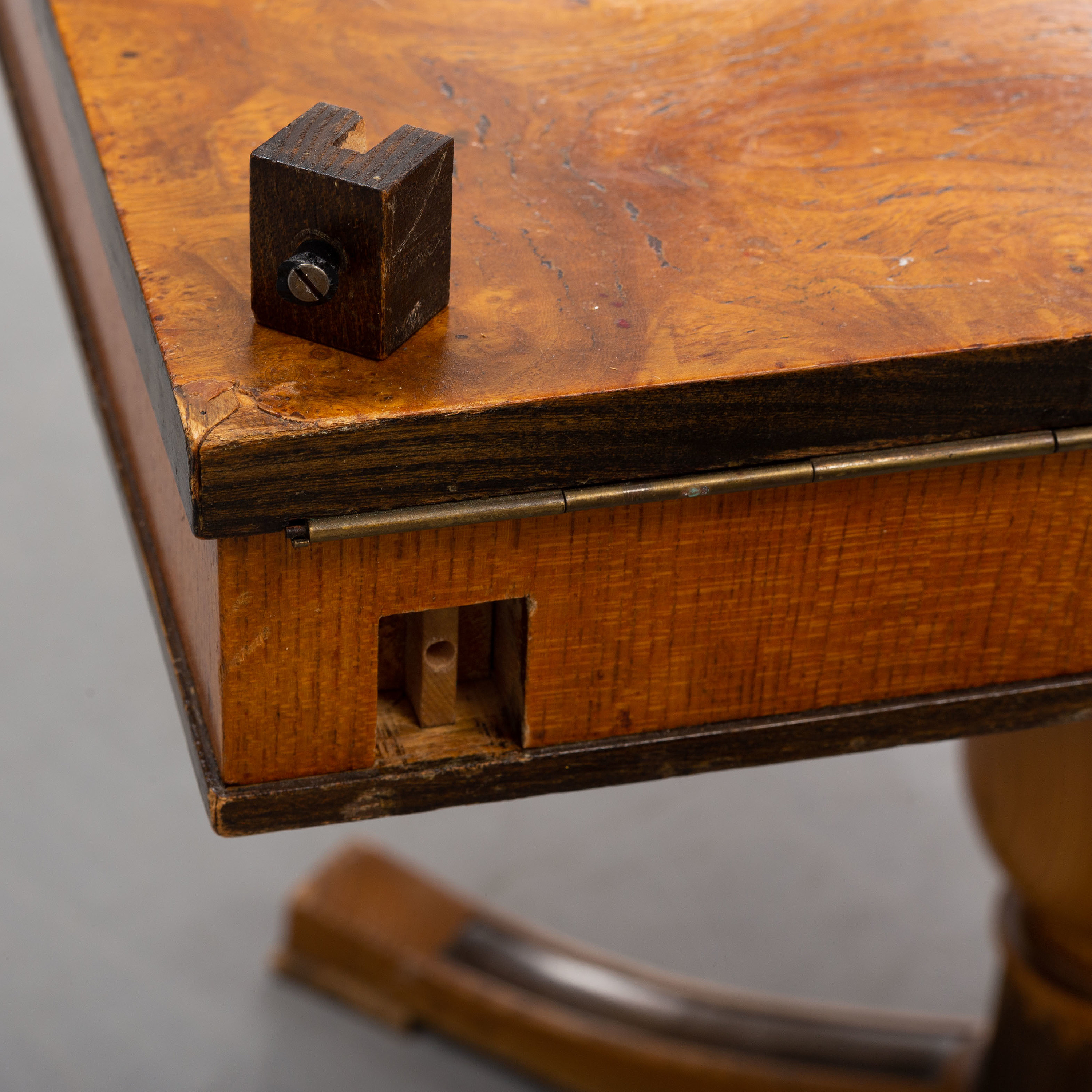 Erik Chambert, a walnut and root veneered table, Chamberts möbelfabrik, Norrköping. - Bukowskis