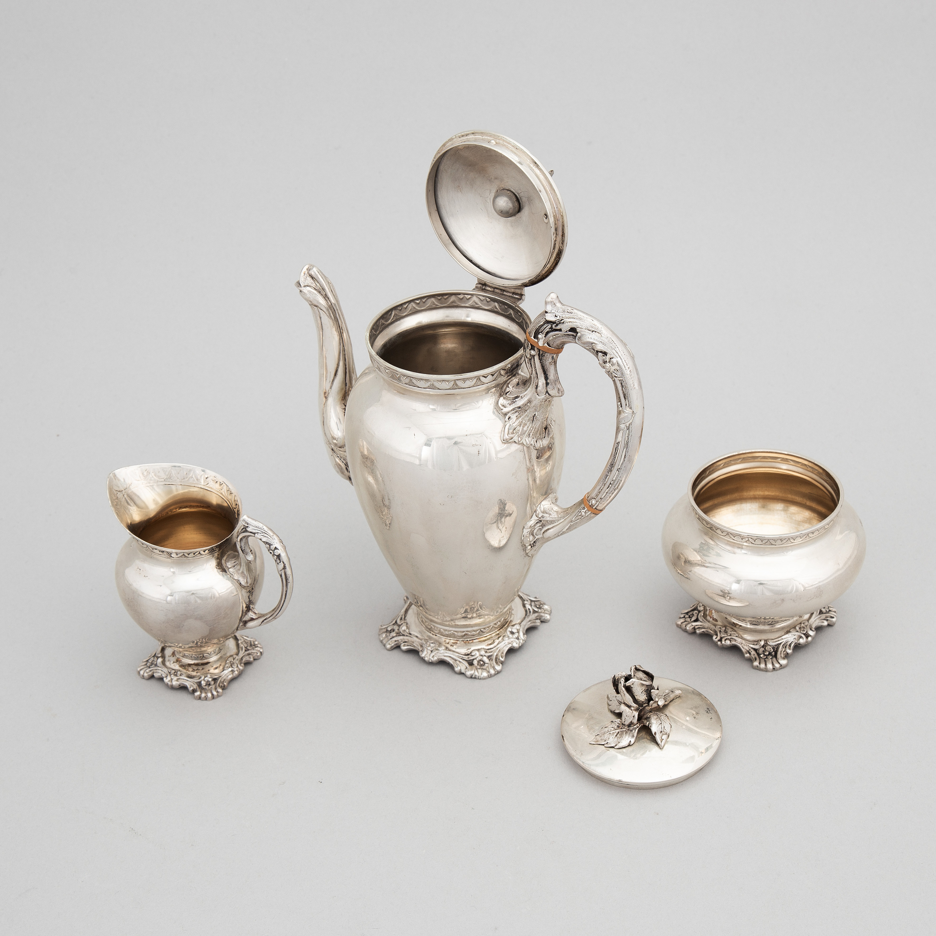 A three piece rococo style silver coffee service, 20th century. - Bukowskis