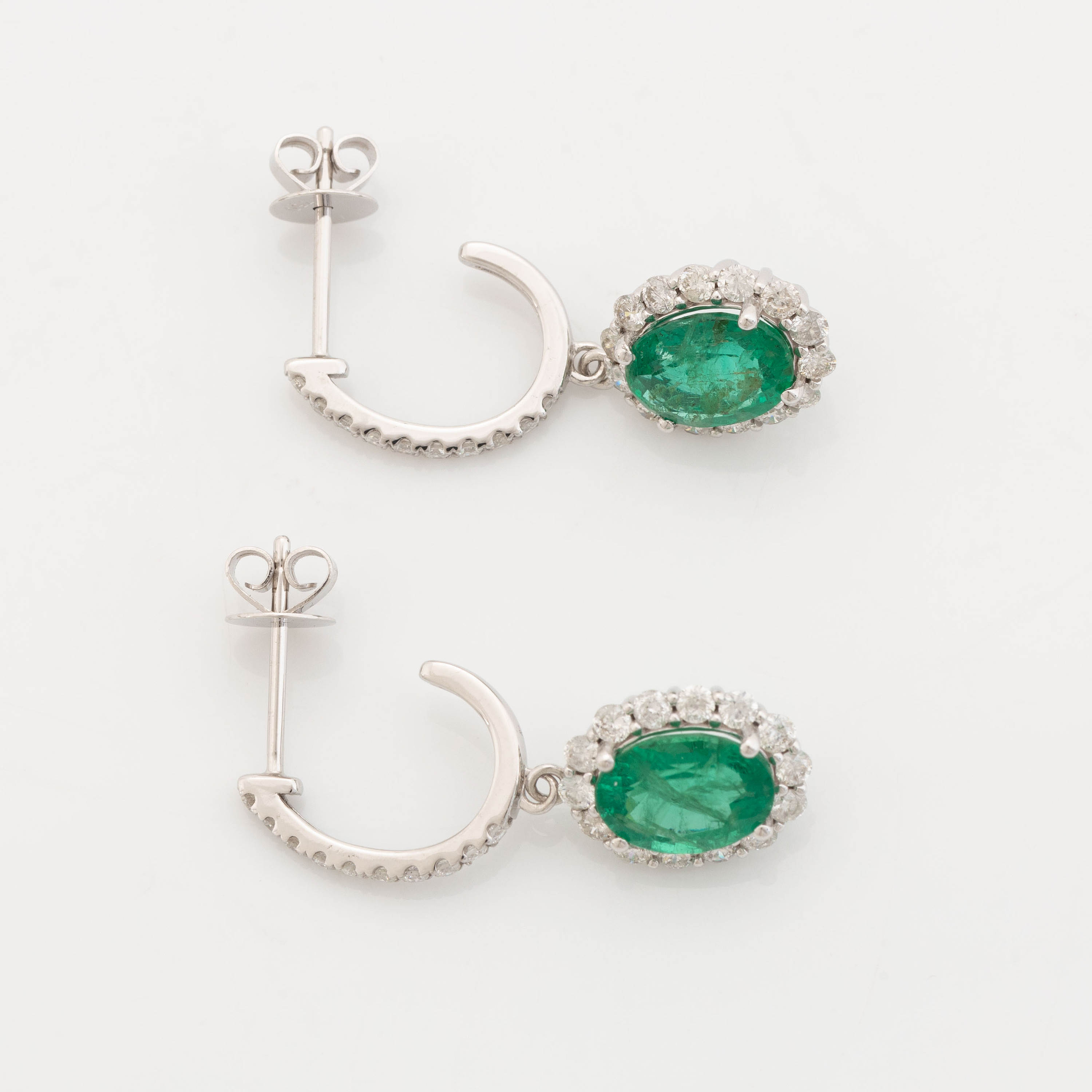 Örhängen med smaragder och briljantslipade diamanter. - Bukowskis