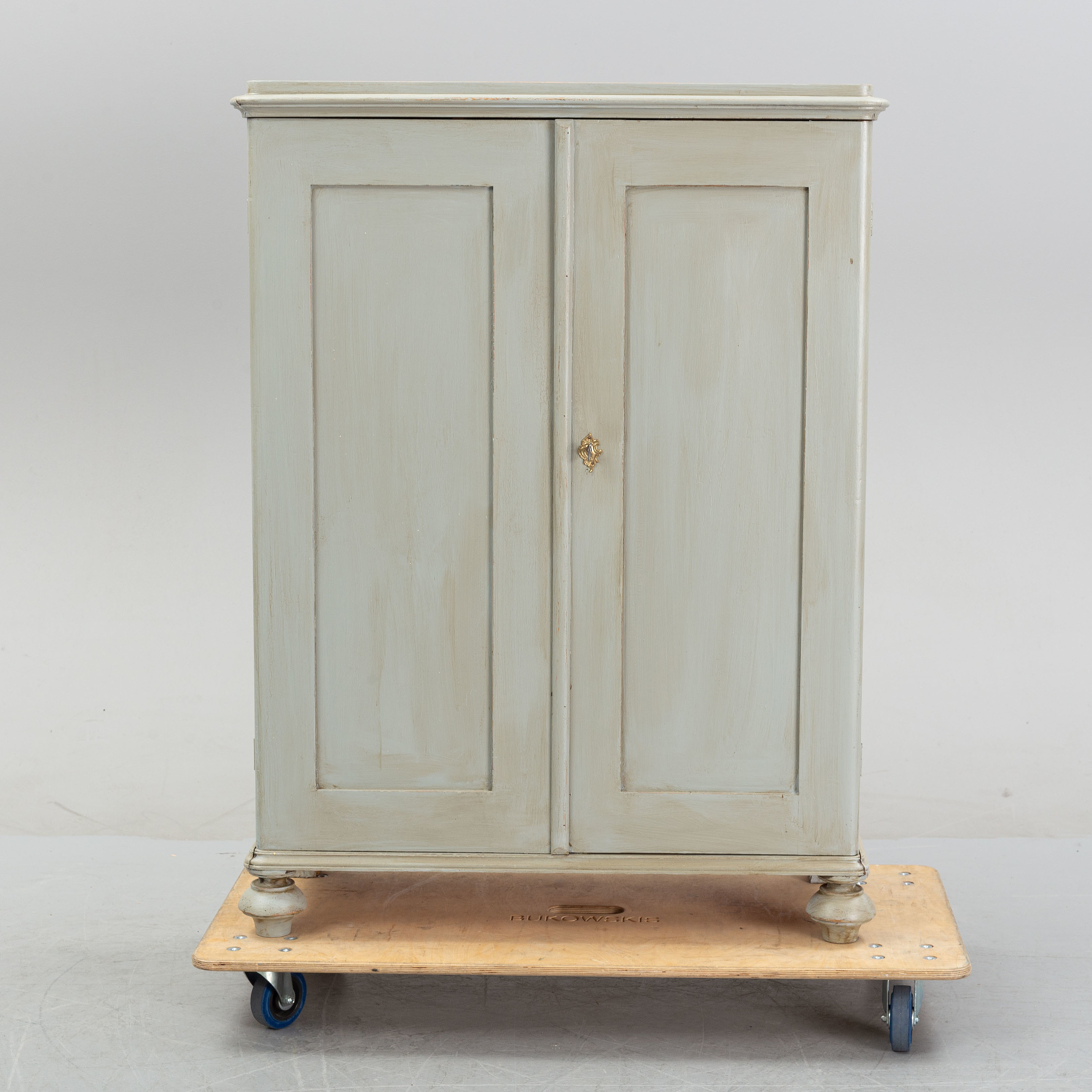 A 19th Century painted cupboard. - Bukowskis