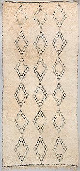 A Moroccan Beni Ourain carpet. circa 420x196 cm. - Bukowskis