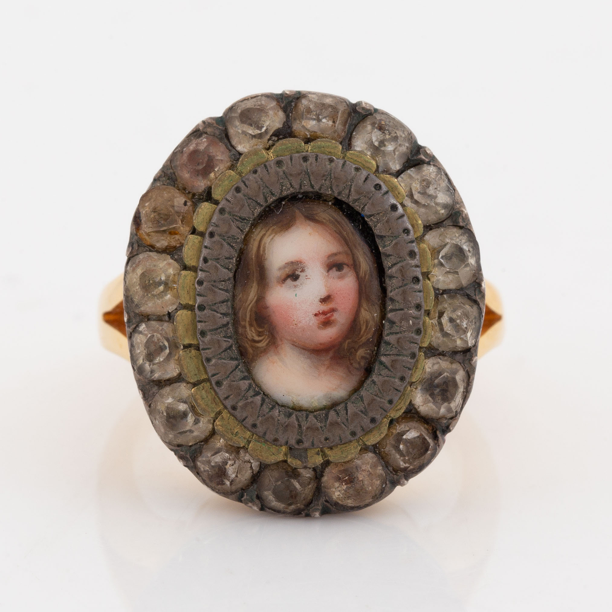 Ring, 18K guld, vitmetall och bemålat porslin, fasettslipade vita ...