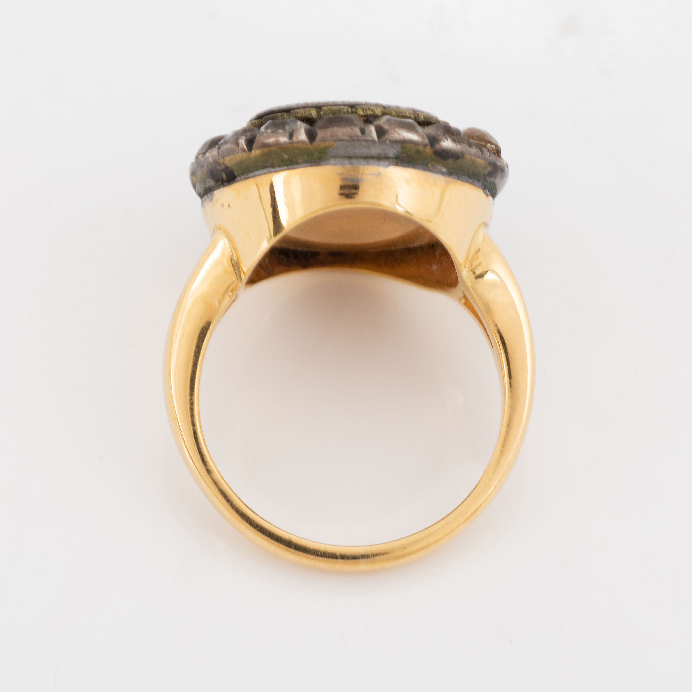 Ring, 18K guld, vitmetall och bemålat porslin, fasettslipade vita ...