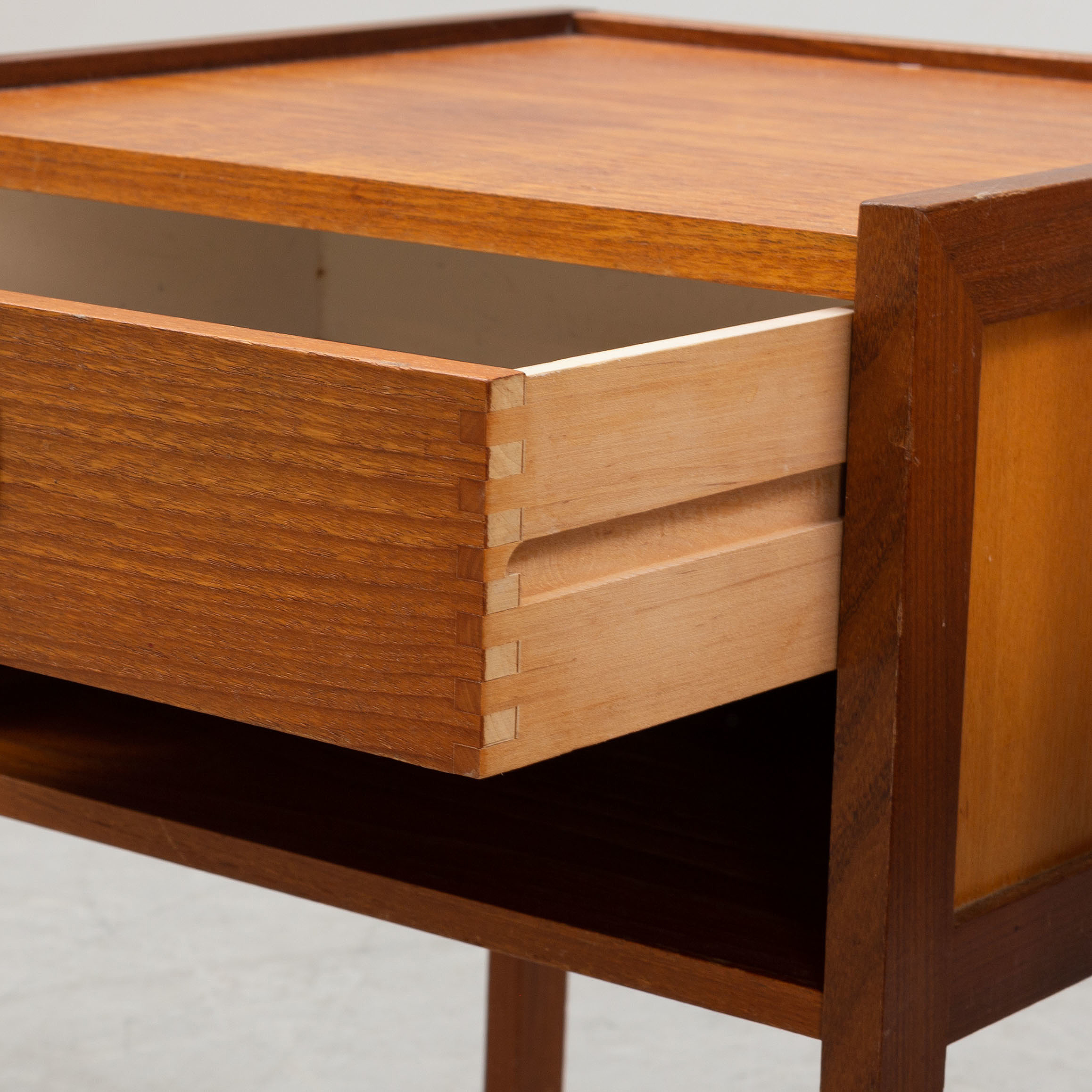 Sängbord, ett par, 1900-talet andra hälft. - Bukowskis