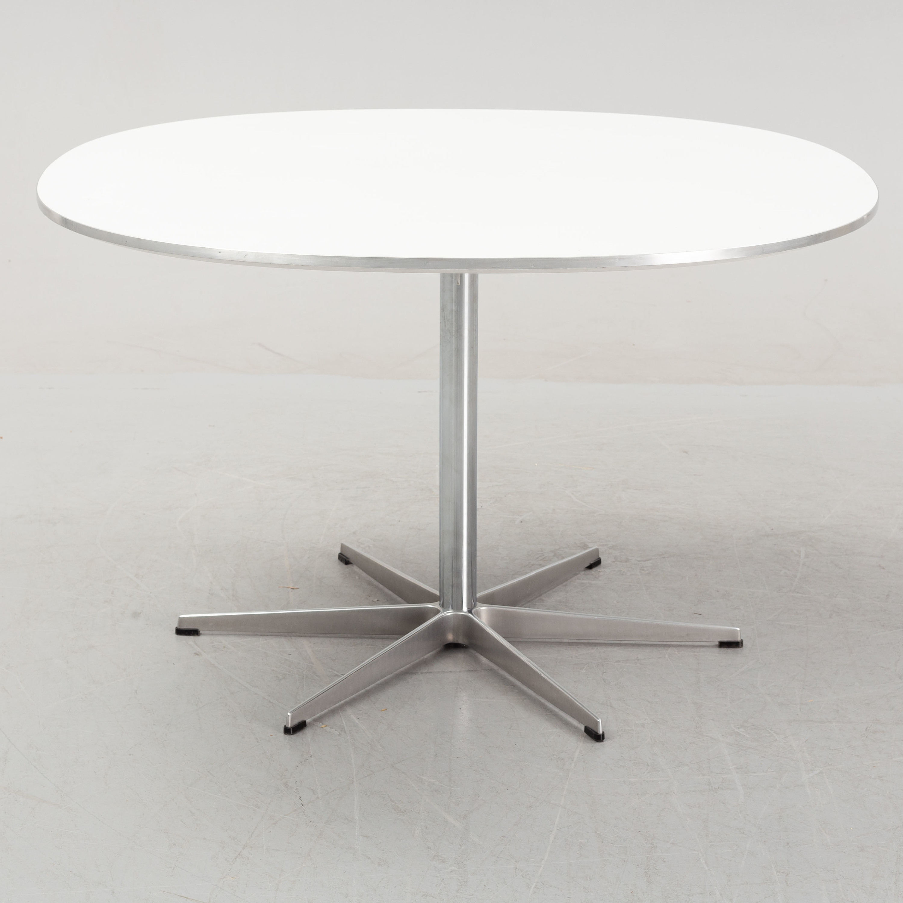 Arne Jacobsen, Bruno Mathsson & Piet Hein, matbord, "Supercirkulär ...