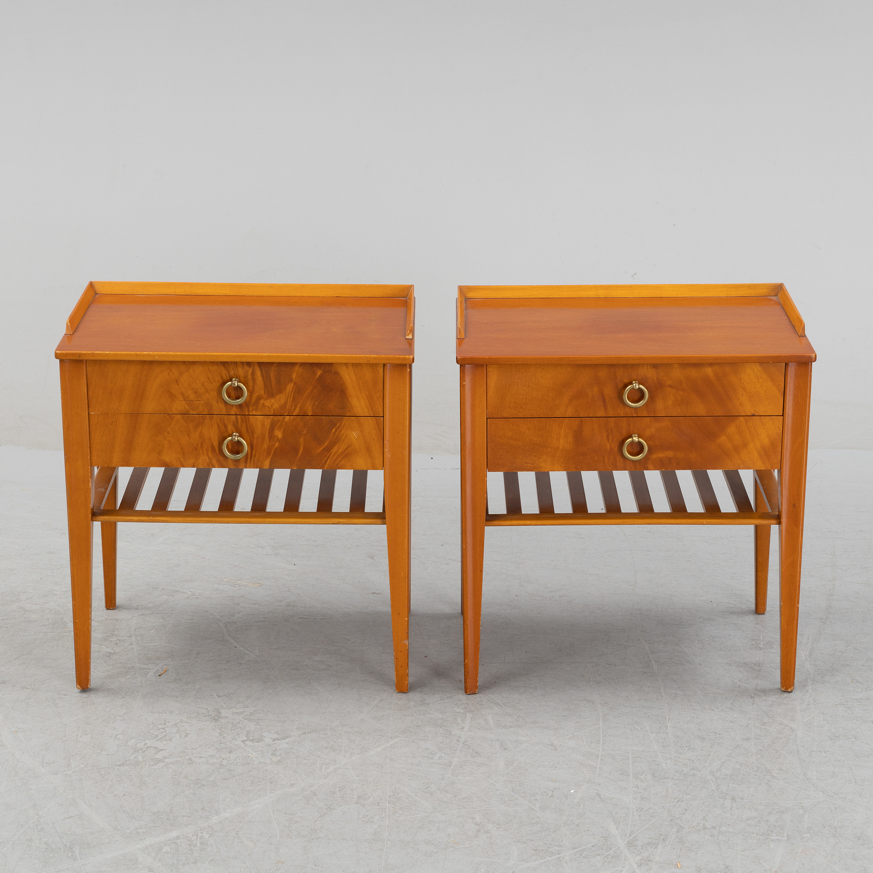 A pair of Swedish modern mahogany bedside tables, 1940/50s. - Bukowskis