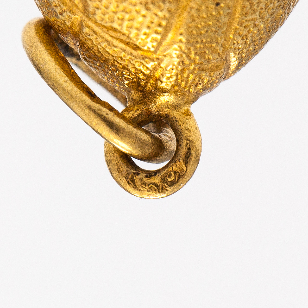 An 18K egg shaped pendant with a synthetic ruby. Russia. - Bukowskis