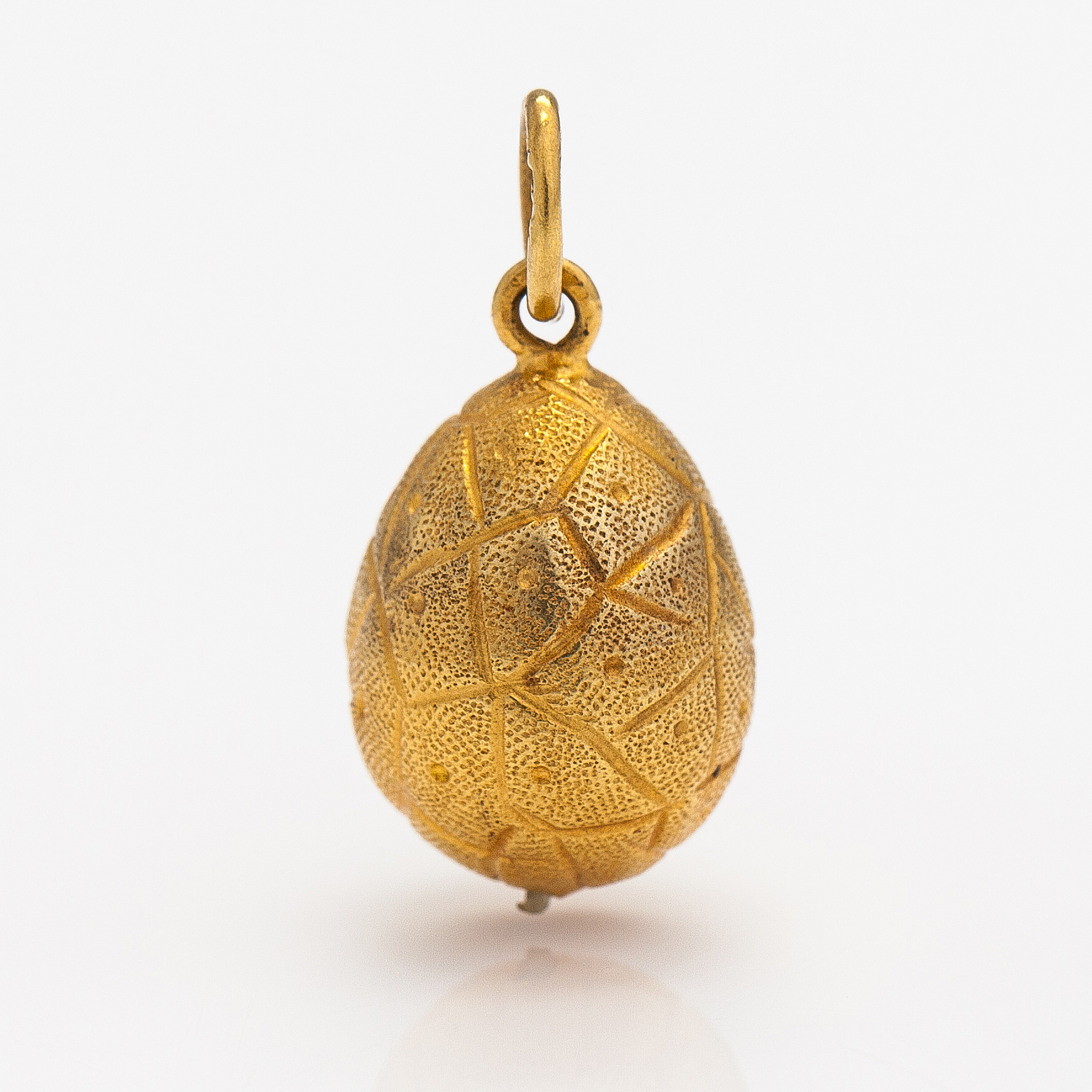 An 18K egg shaped pendant with a synthetic ruby. Russia. - Bukowskis