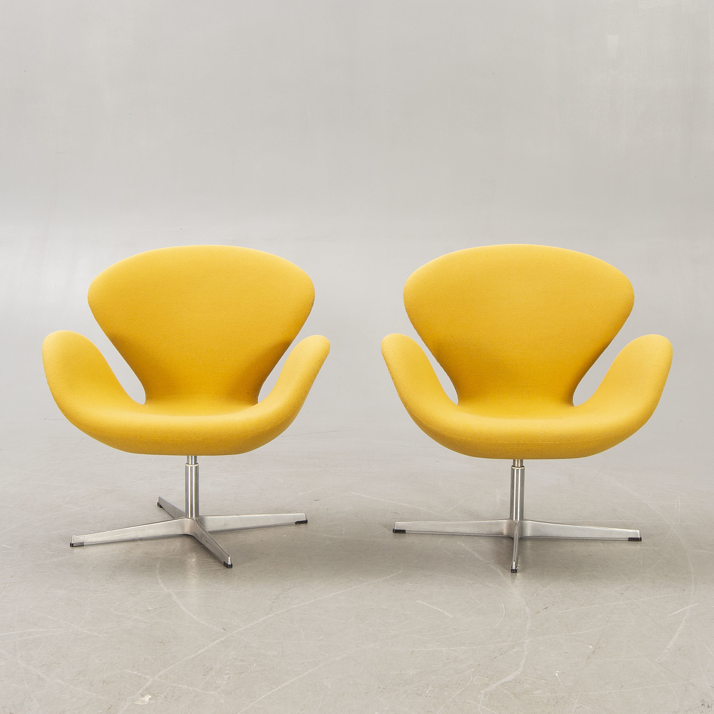 Arne Jacobsen, fåtöljer, ett par, "Svanen", Fritz Hansen, Danmark, 1985 ...