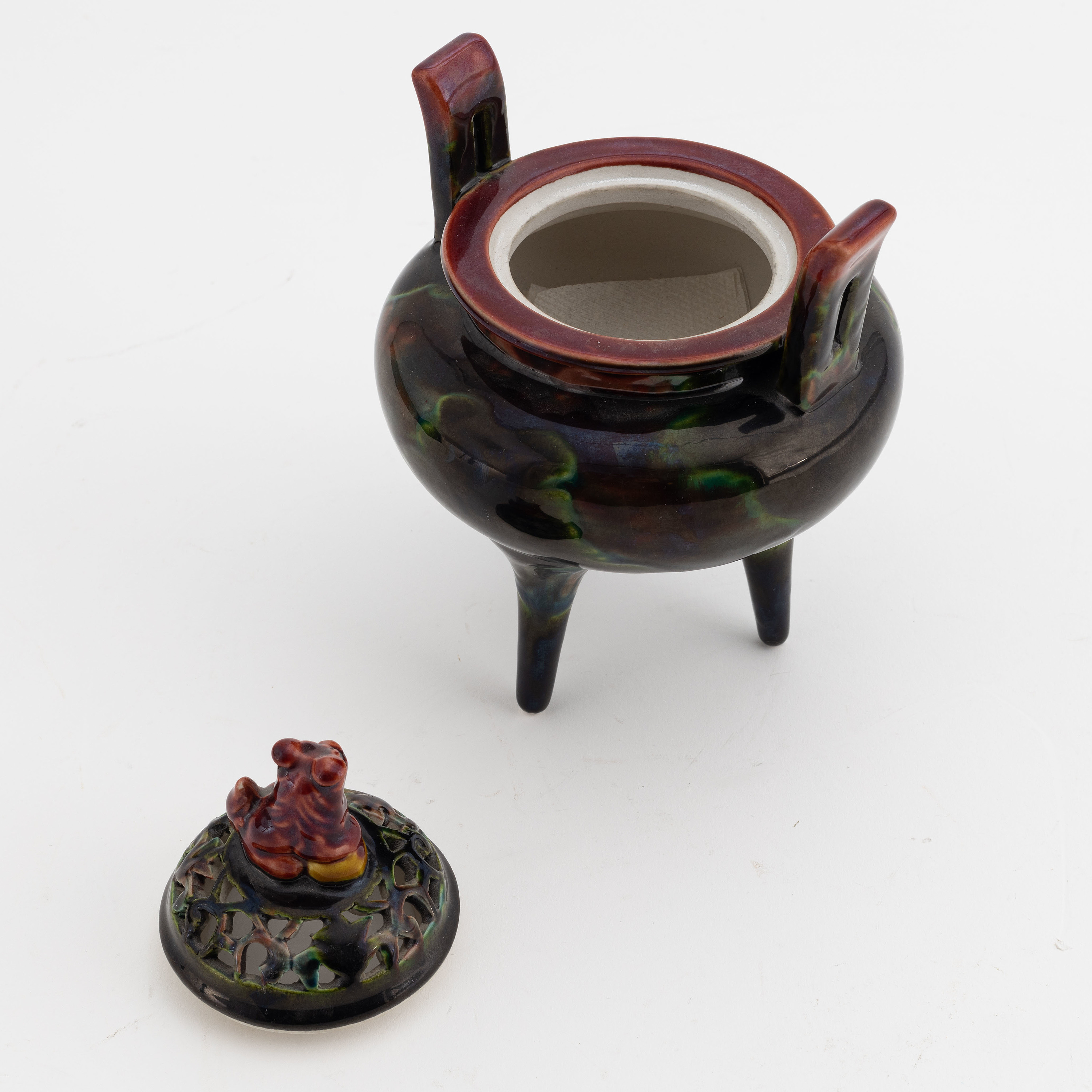 A Japanese kutani porcelain tripod censer, 20th century. - Bukowskis