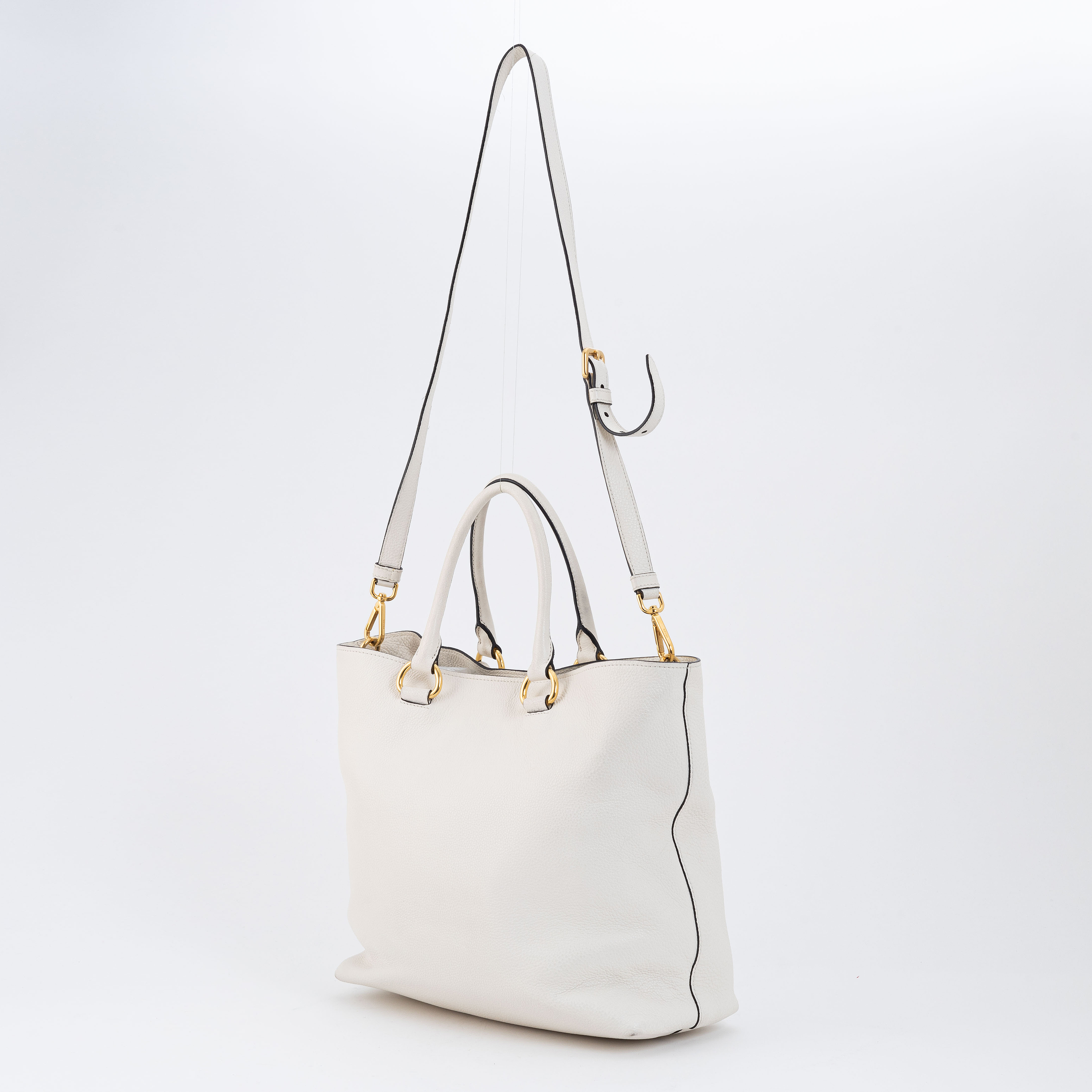 Prada, a white leather handbag. - Bukowskis