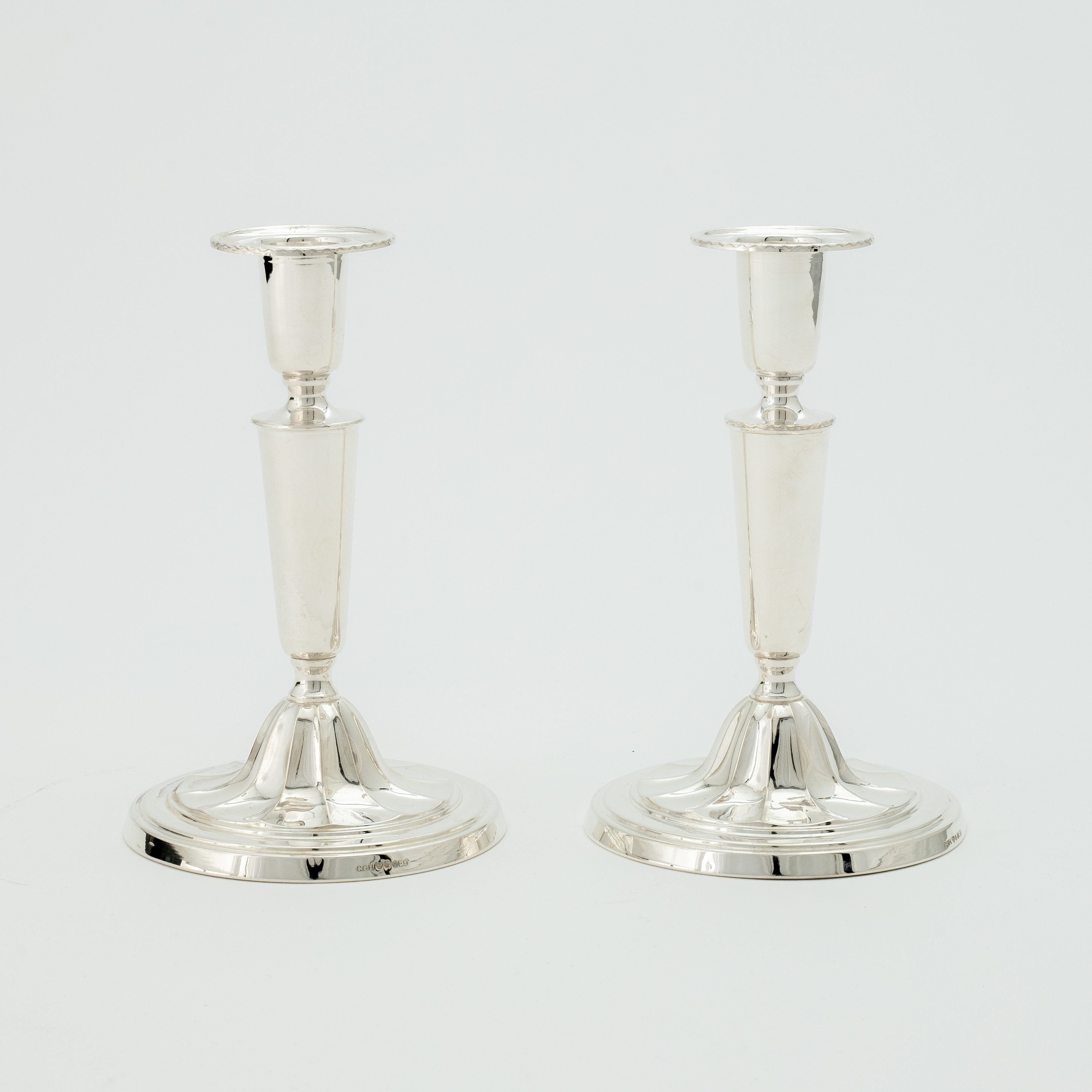 Ljusstakar, ett par, silver, CG Hallberg, Stockholm 1955. - Bukowskis