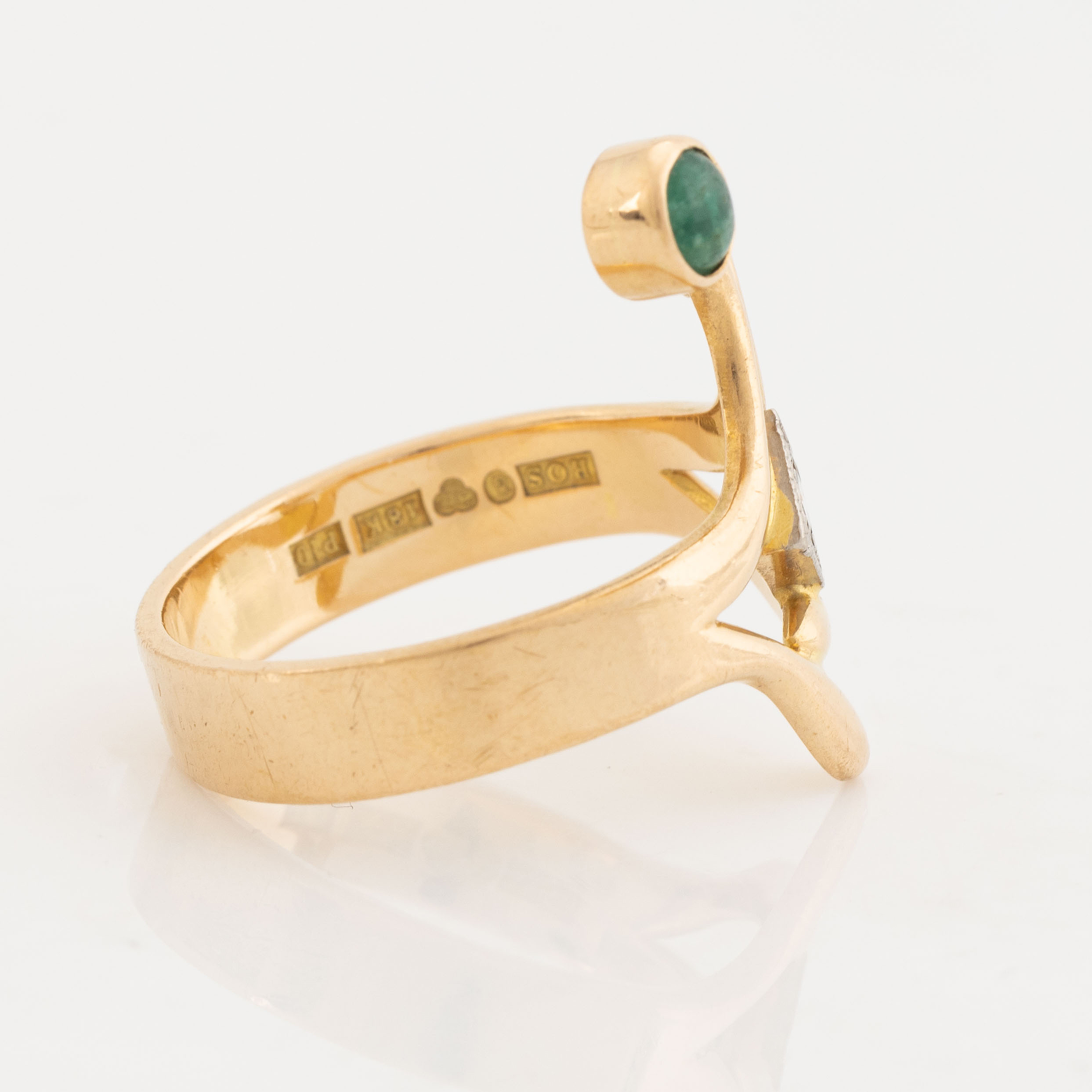 Ring, 18K guld med briljantslipad diamant och cabochonslipad smaragd. - Bukowskis