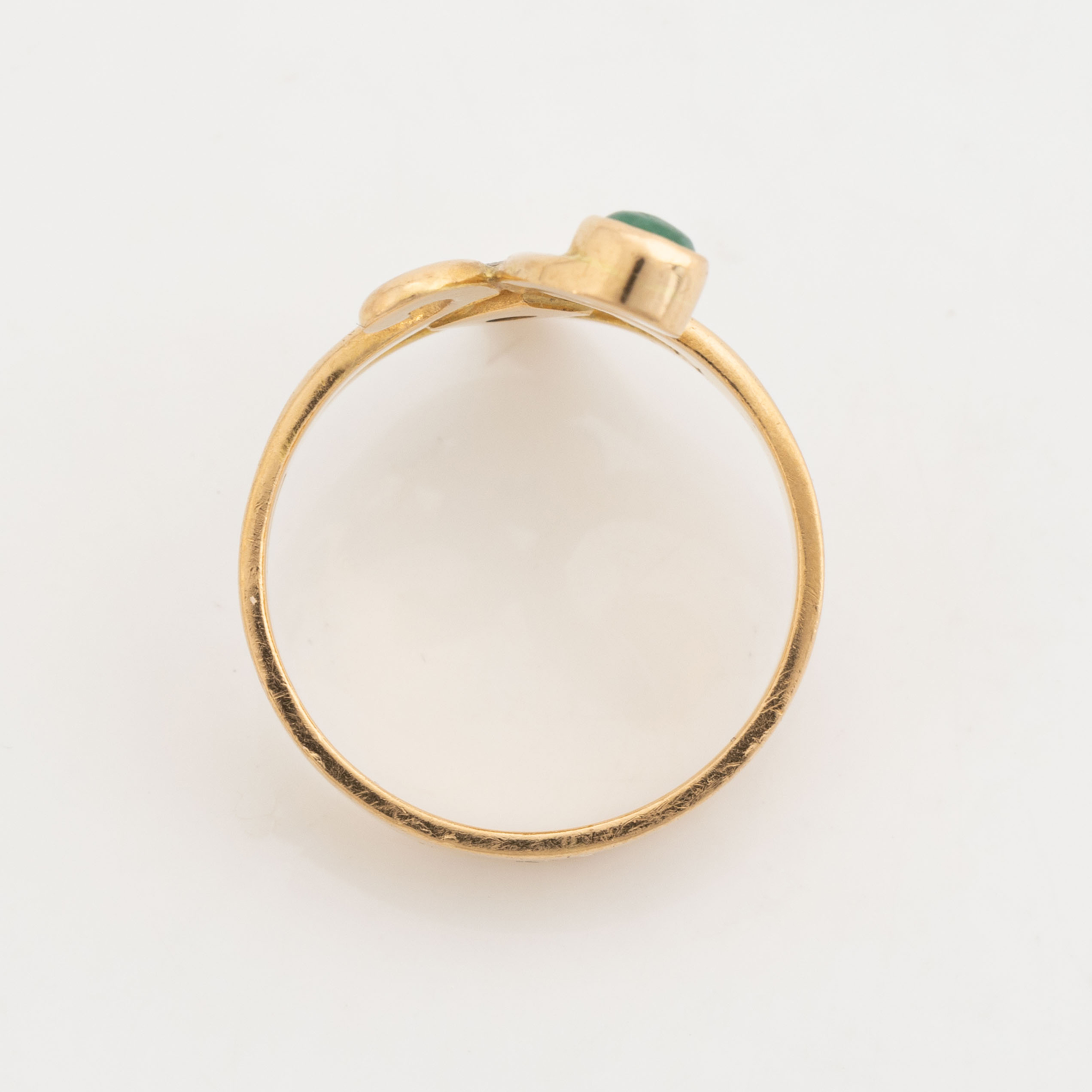 Ring, 18K guld med briljantslipad diamant och cabochonslipad smaragd. - Bukowskis