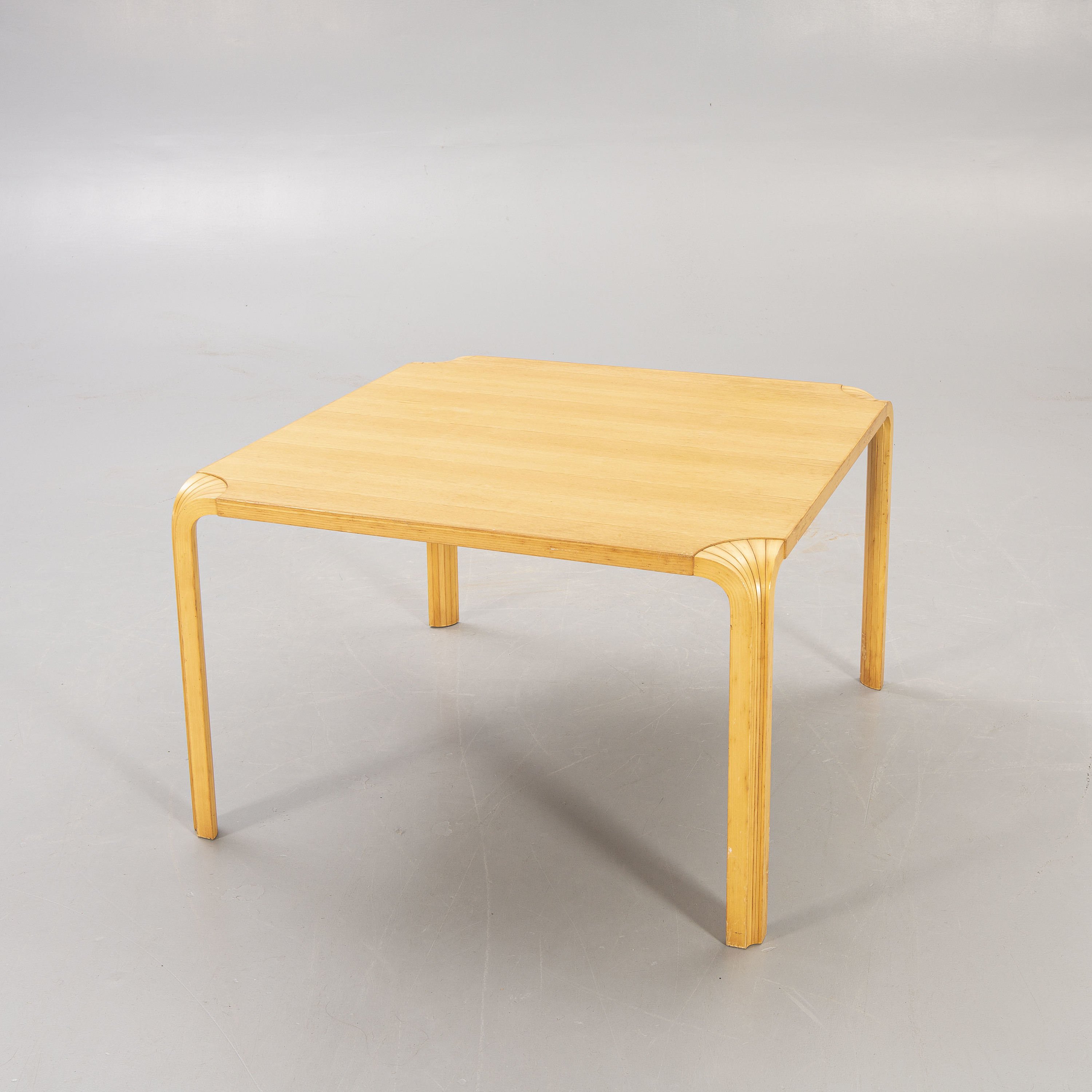 Alvar Aalto, soffbord, "Fan leg table", Artek, Finland. - Bukowskis