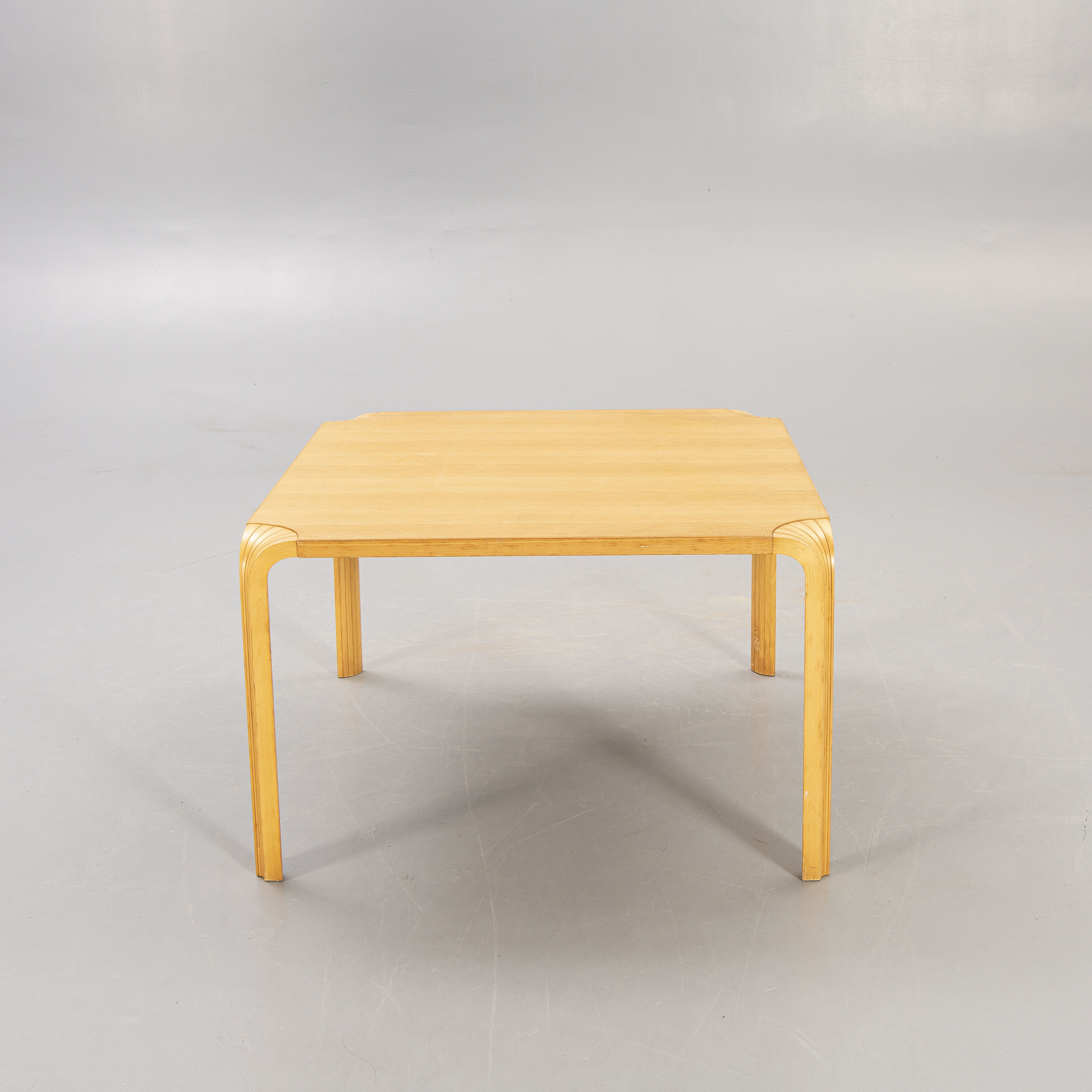 Alvar Aalto, soffbord, "Fan leg table", Artek, Finland. - Bukowskis