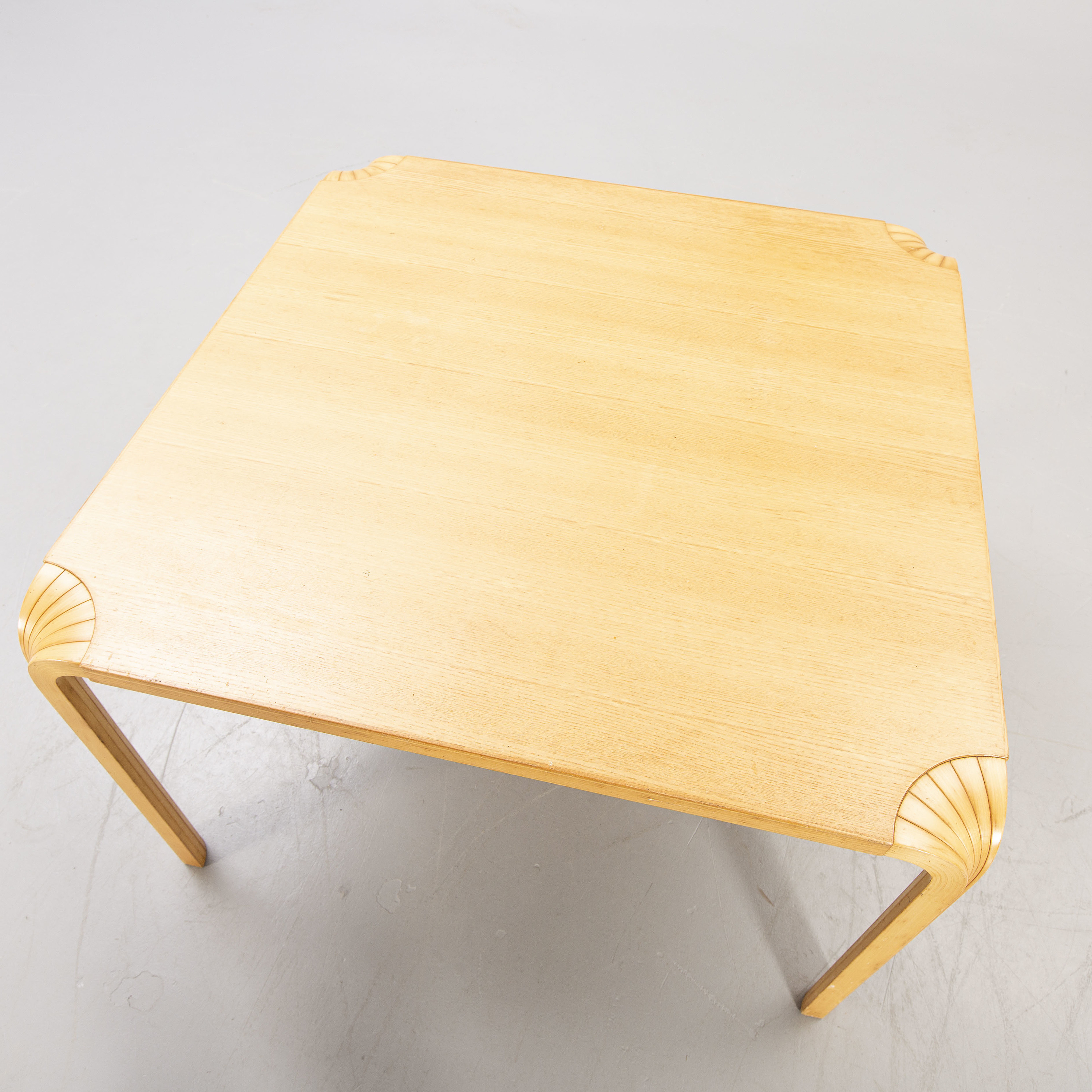 Alvar Aalto, soffbord, "Fan leg table", Artek, Finland. - Bukowskis