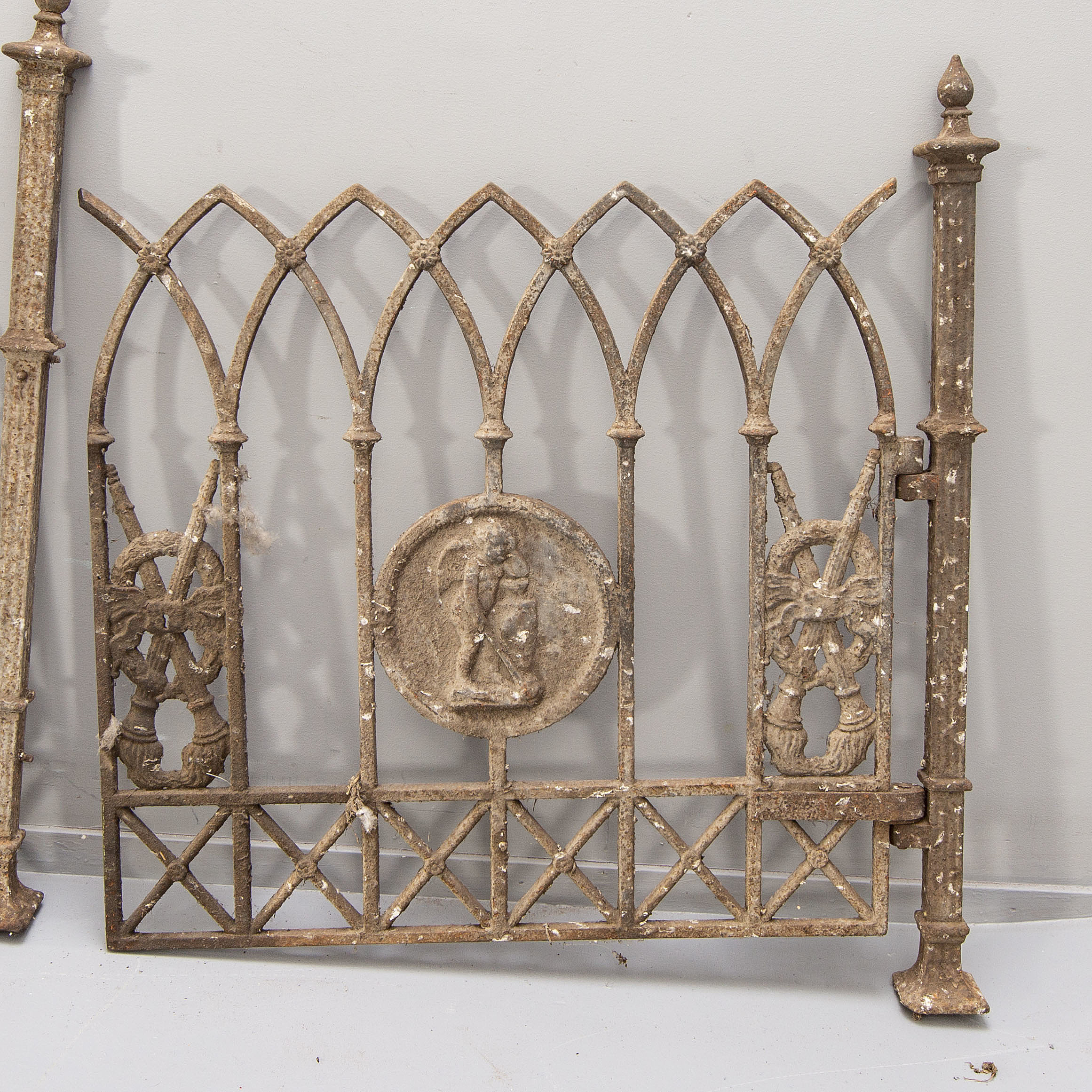 A three section cast iron Gothic fence around 1900. - Bukowskis