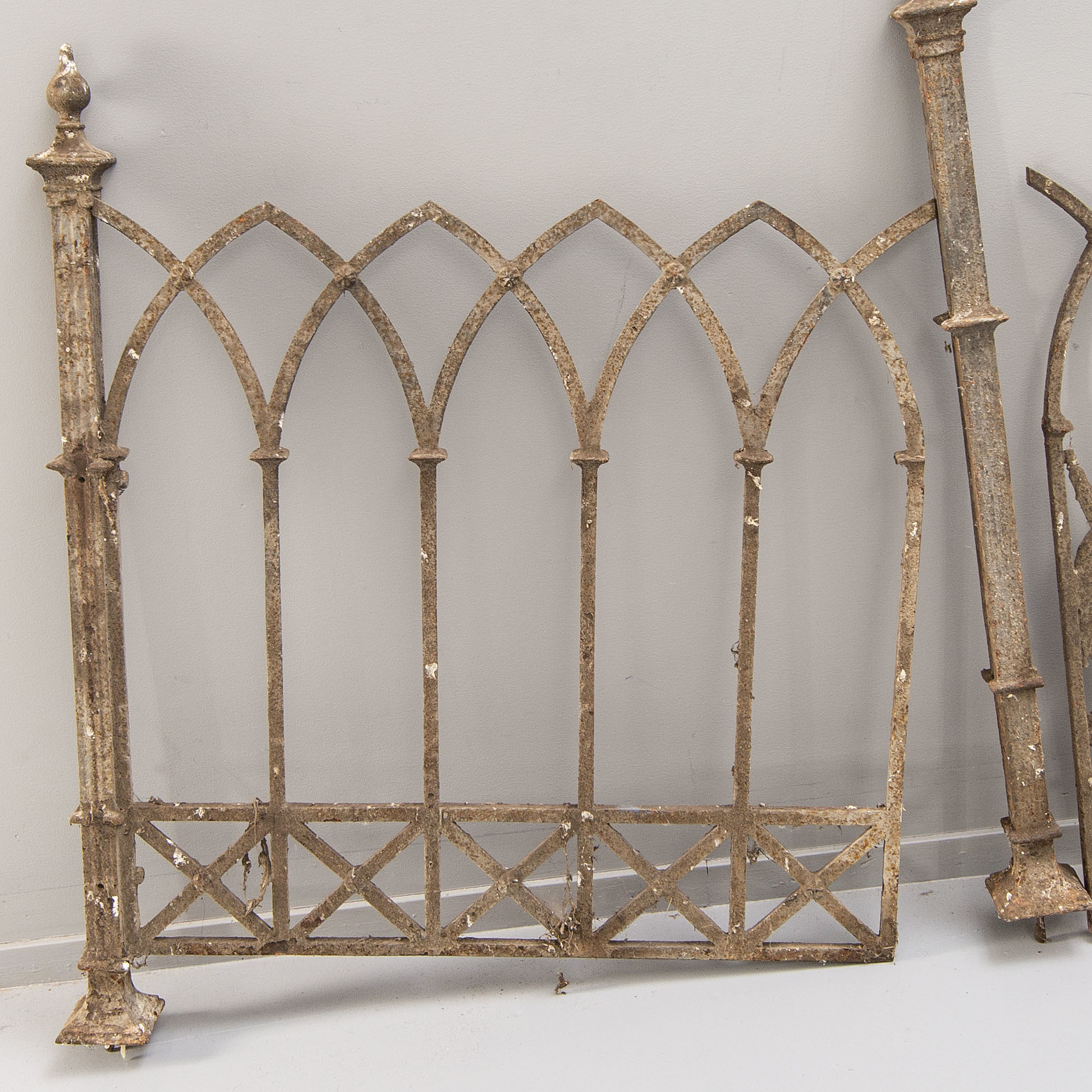 A three section cast iron Gothic fence around 1900. - Bukowskis