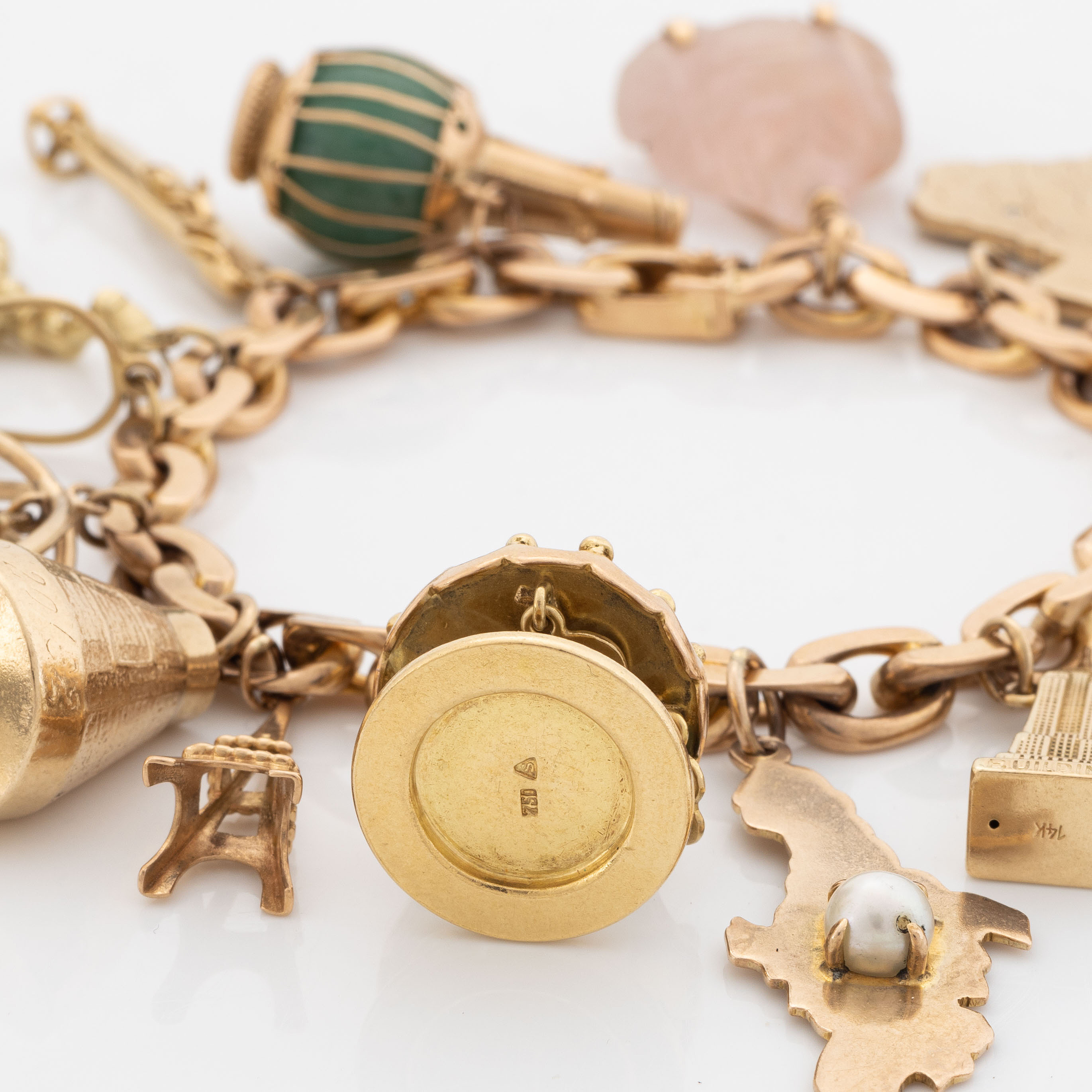 Armband 18K guld med berlocker. - Bukowskis