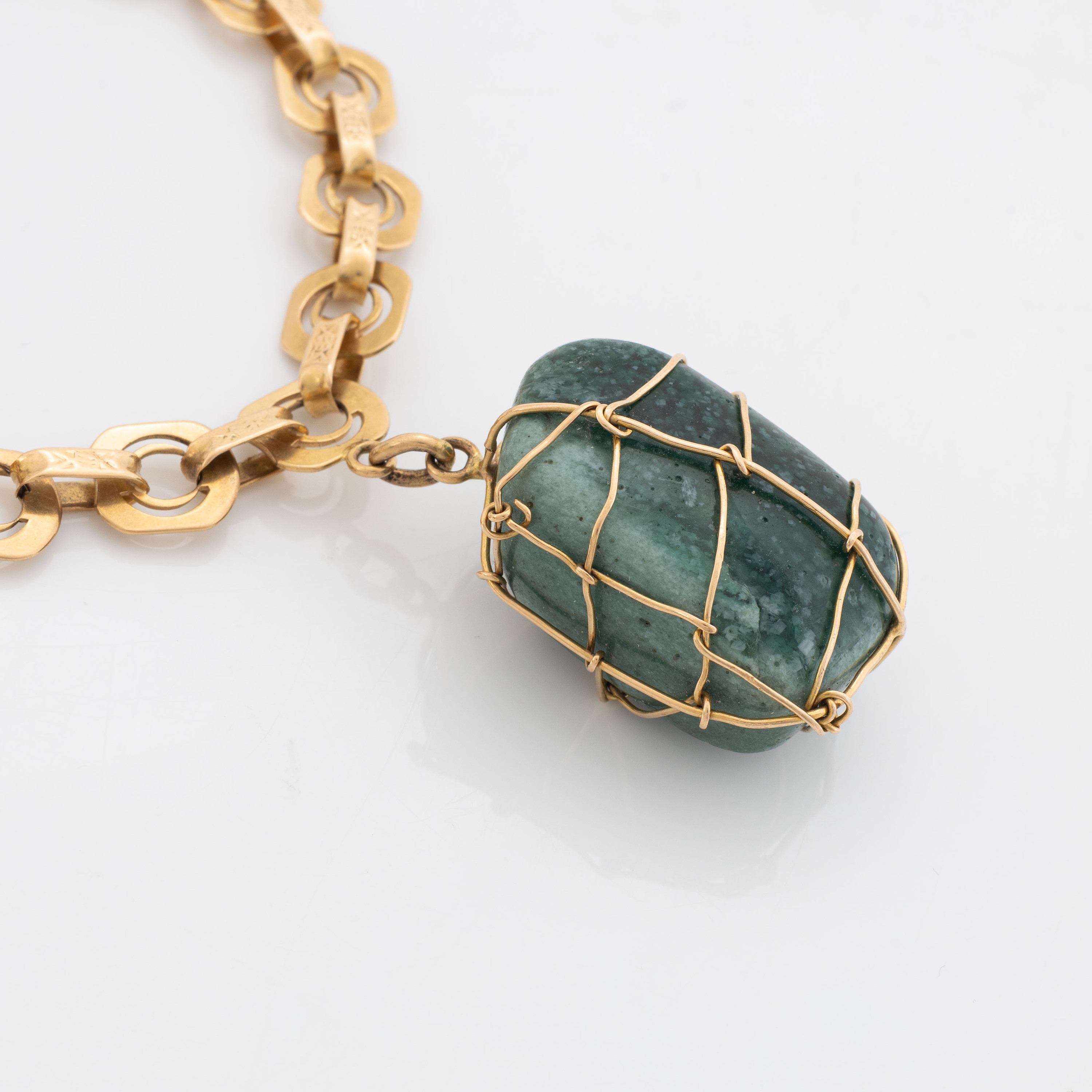 Armband 18K guld med två stenberlocker. - Bukowskis