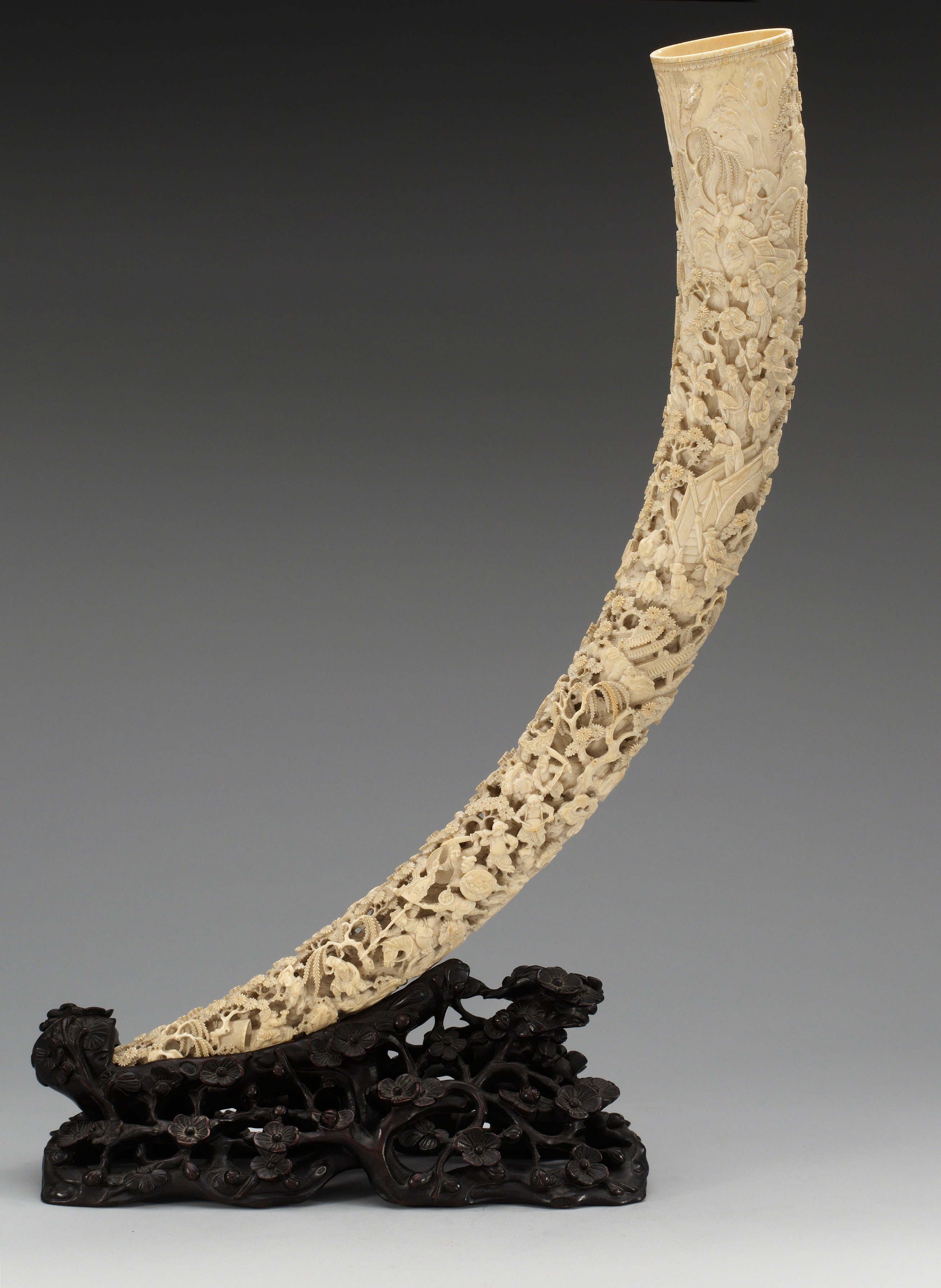 A finely carved ivory tusk, Qing dynasty, 19th Century. - Bukowskis