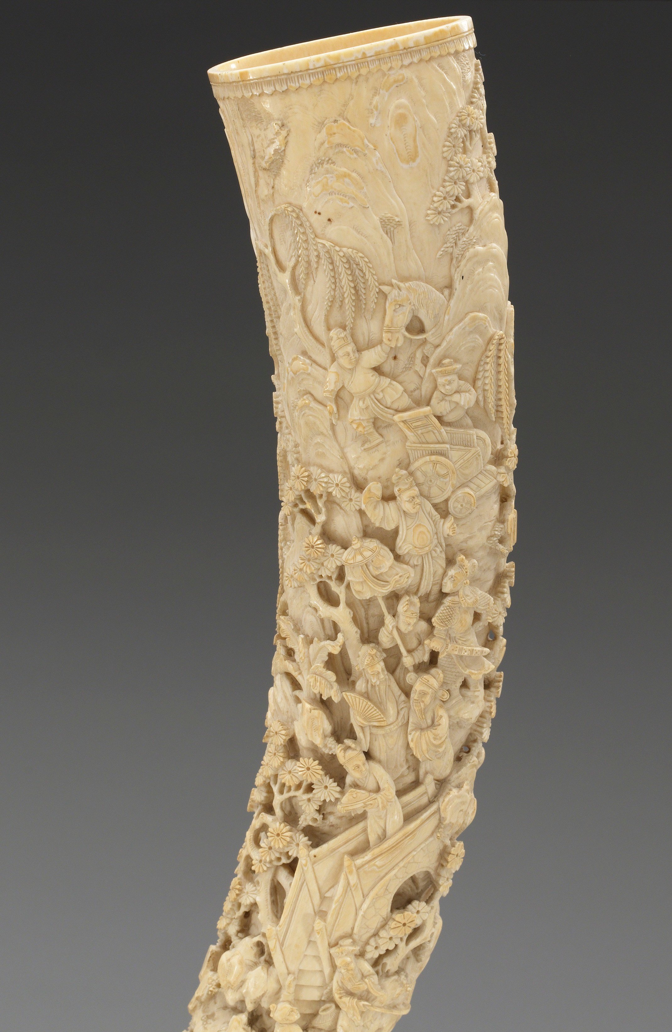A finely carved ivory tusk, Qing dynasty, 19th Century. - Bukowskis