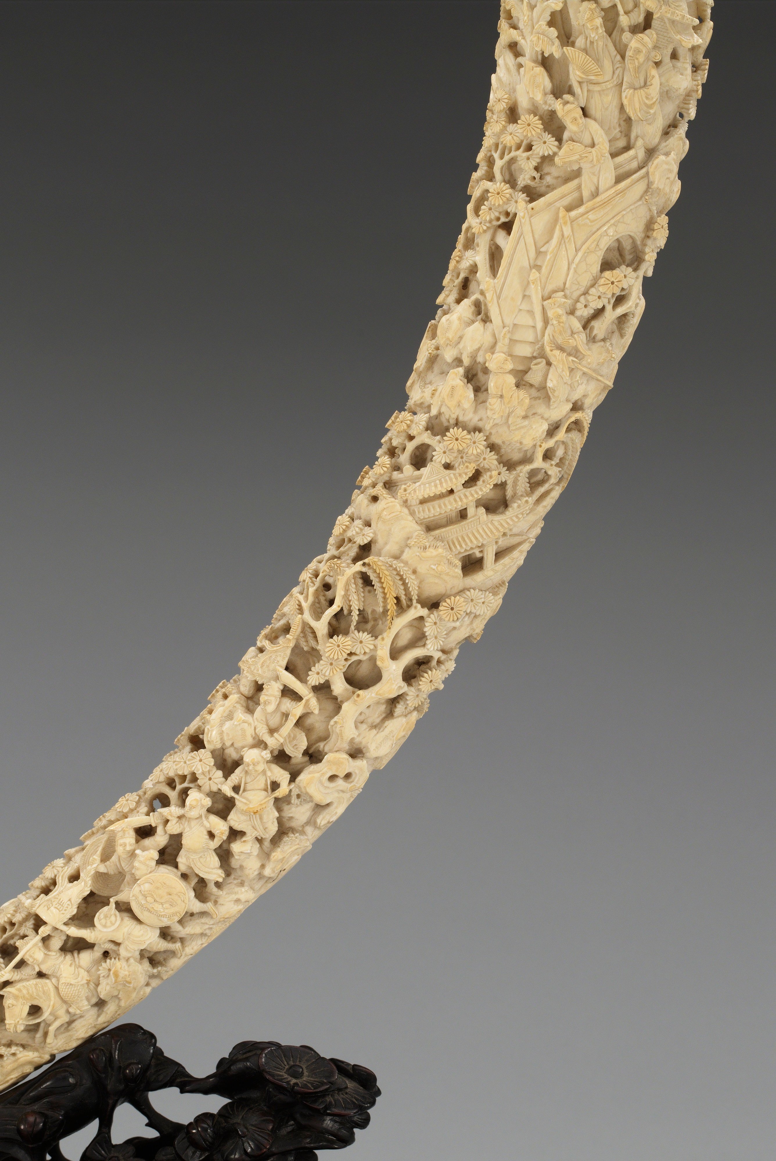 A finely carved ivory tusk, Qing dynasty, 19th Century. - Bukowskis