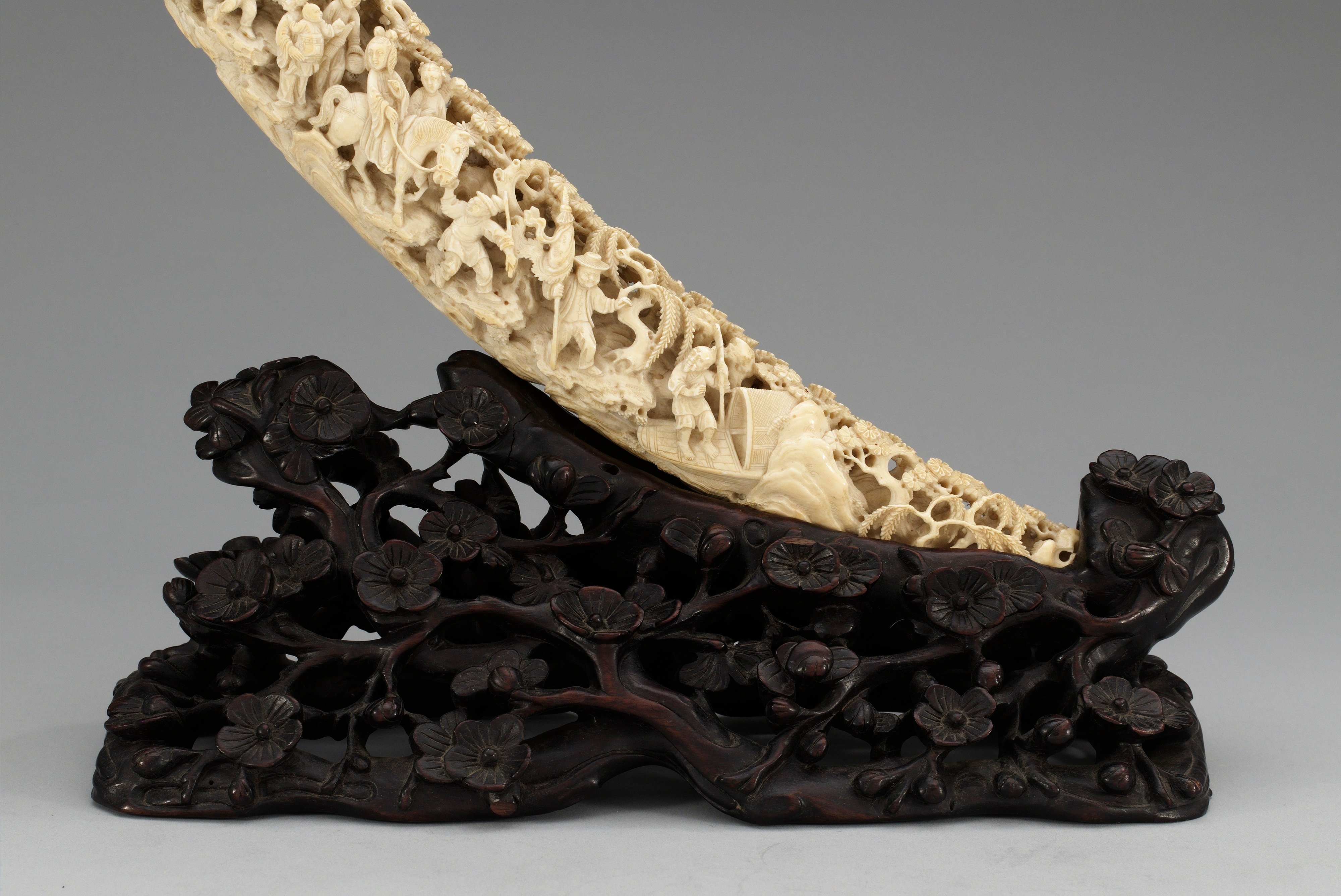 A finely carved ivory tusk, Qing dynasty, 19th Century. - Bukowskis