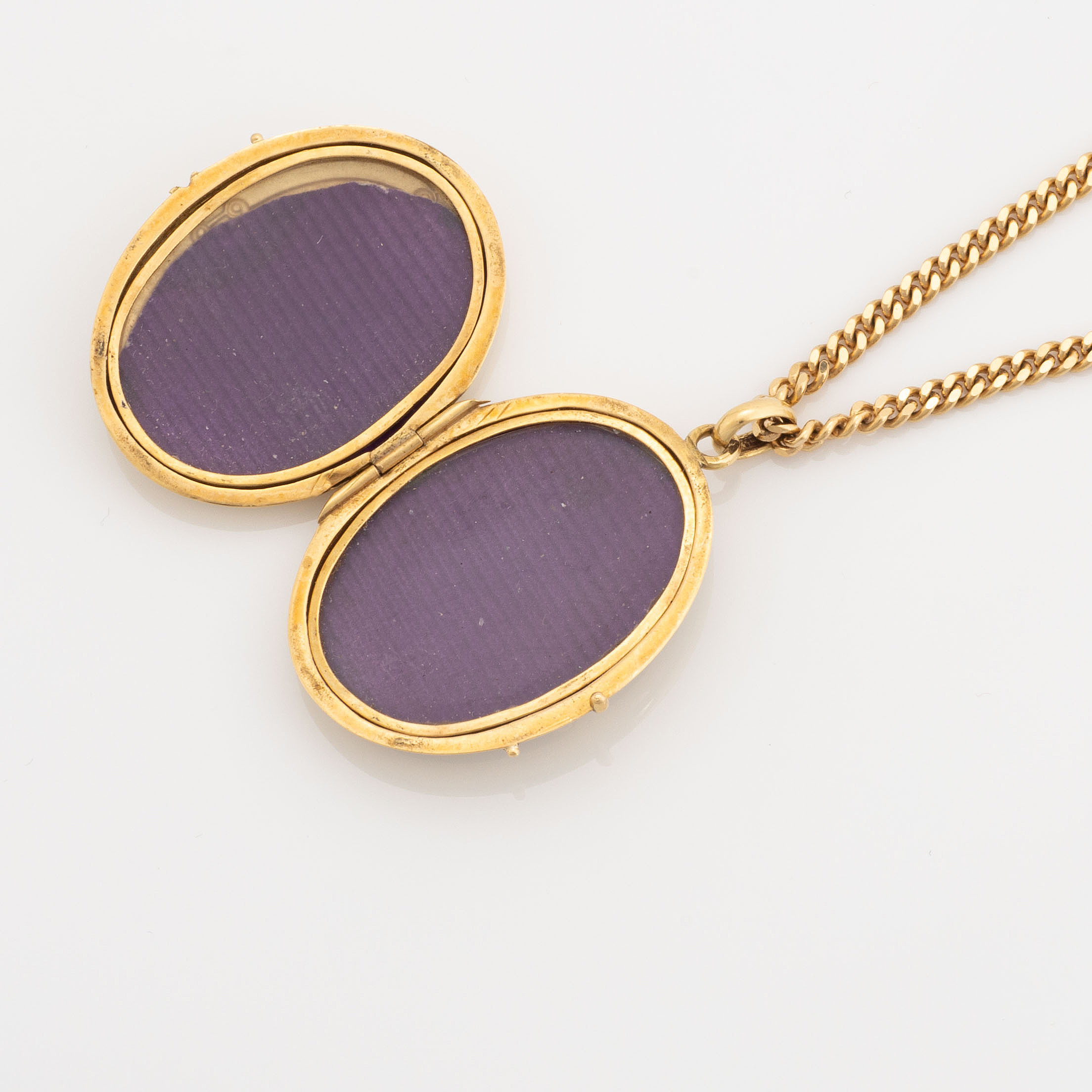 Medaljong, med kedja, 18K guld och emalj. - Bukowskis