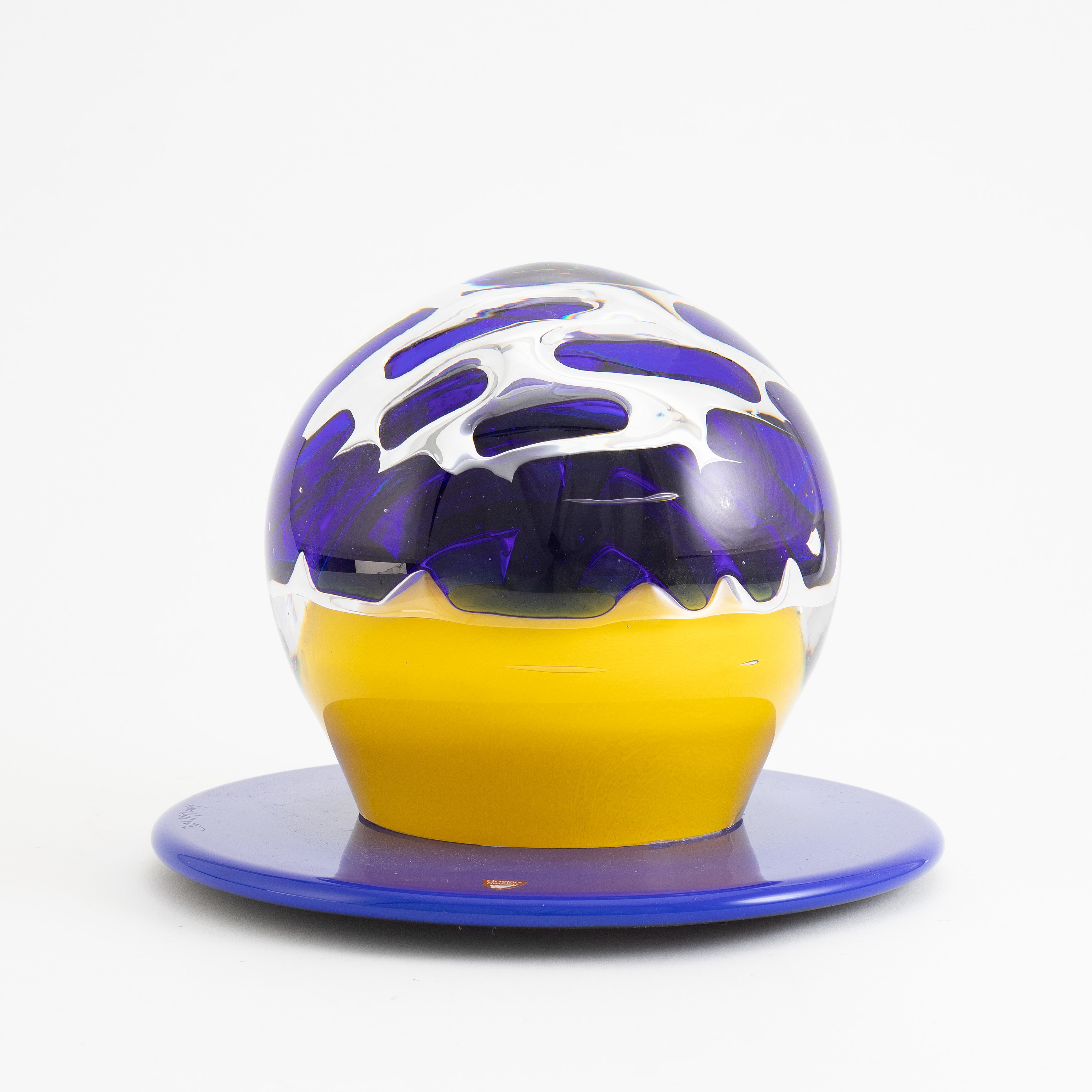 Lars Hellsten, a signed glass sculpture. Orrefors. - Bukowskis