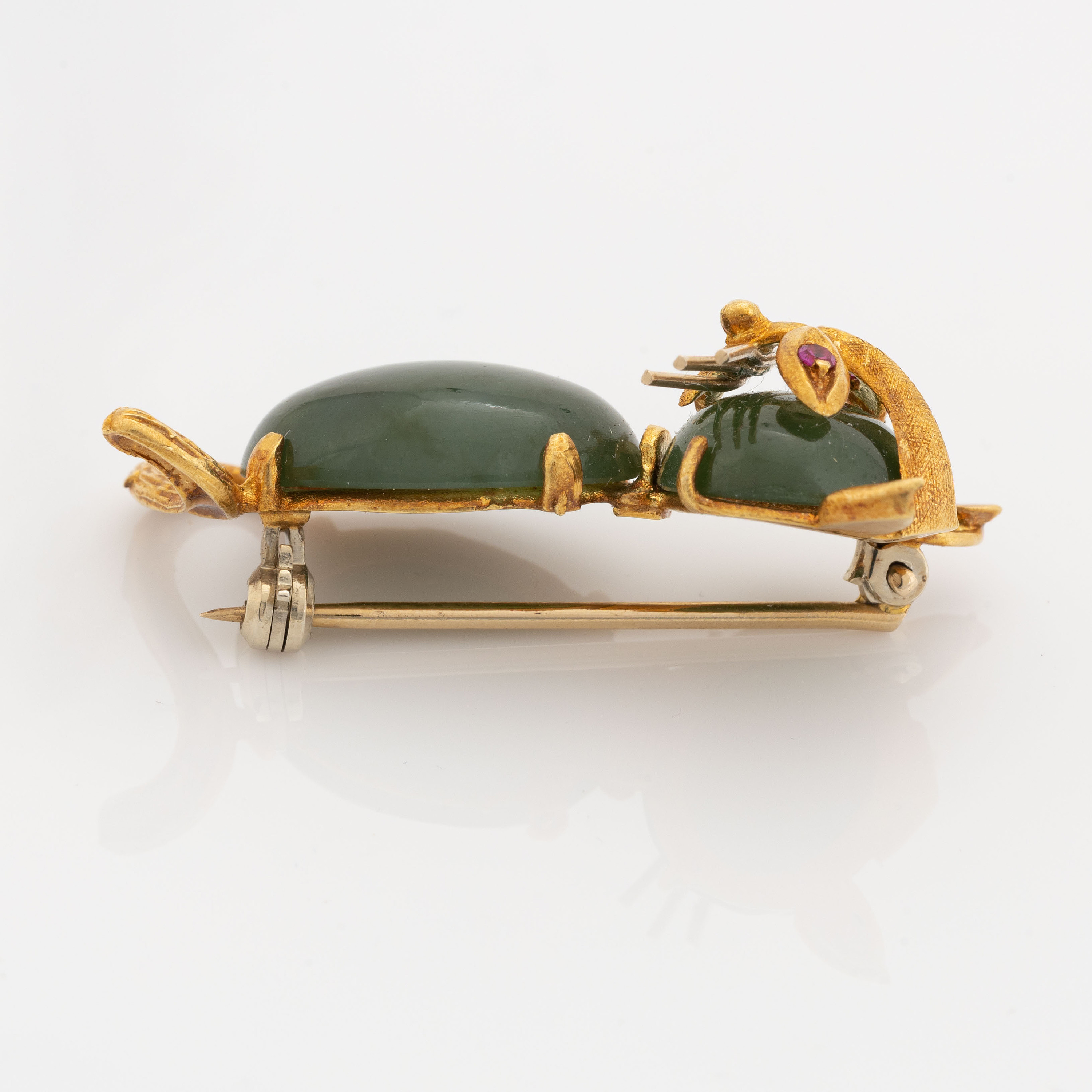18K gold nephrite, ruby cat brooch. - Bukowskis