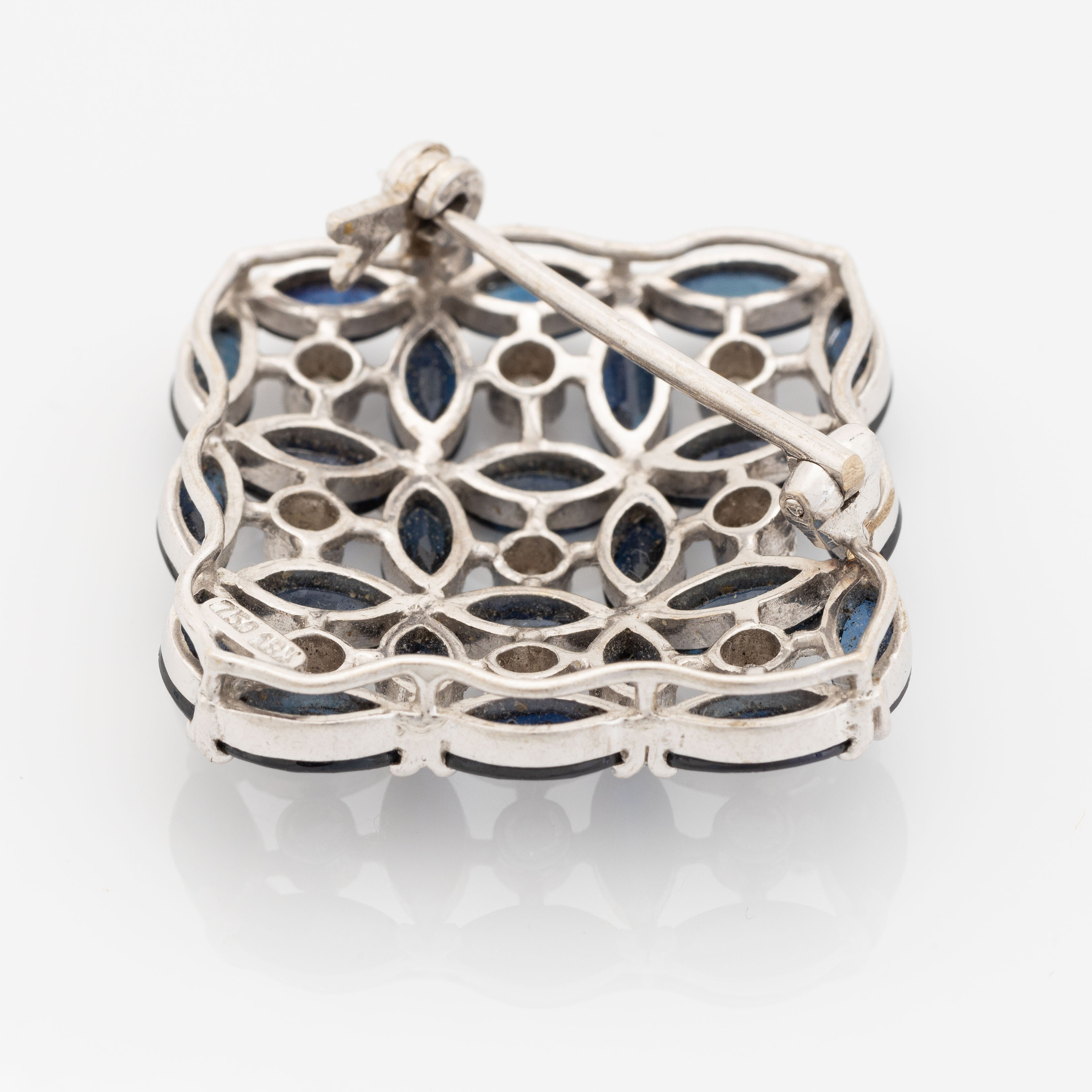 Navette cut sapphire and brilliant cut diamond brooch. - Bukowskis