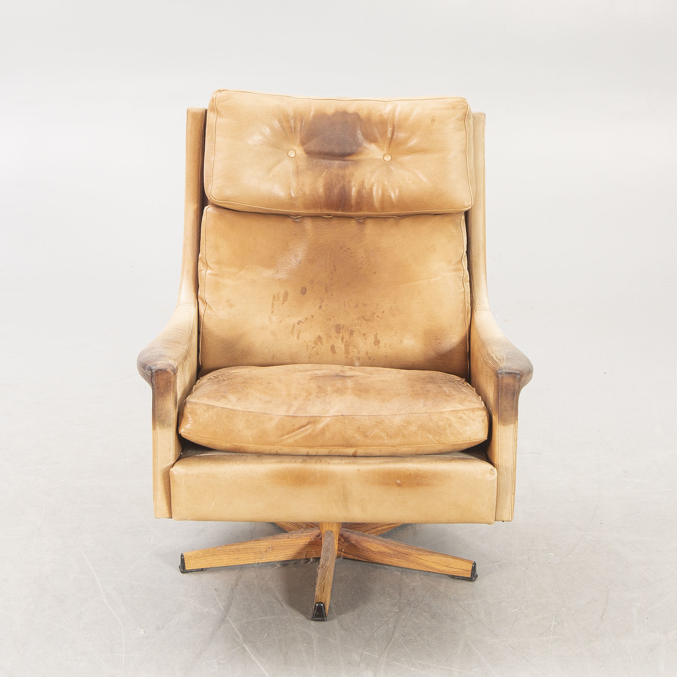 A 1970's leather swivel easy chair. - Bukowskis