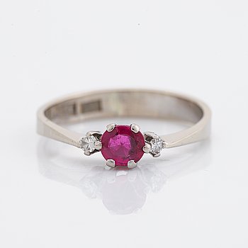Ring, vitguld med rubin och diamanter. - Bukowskis