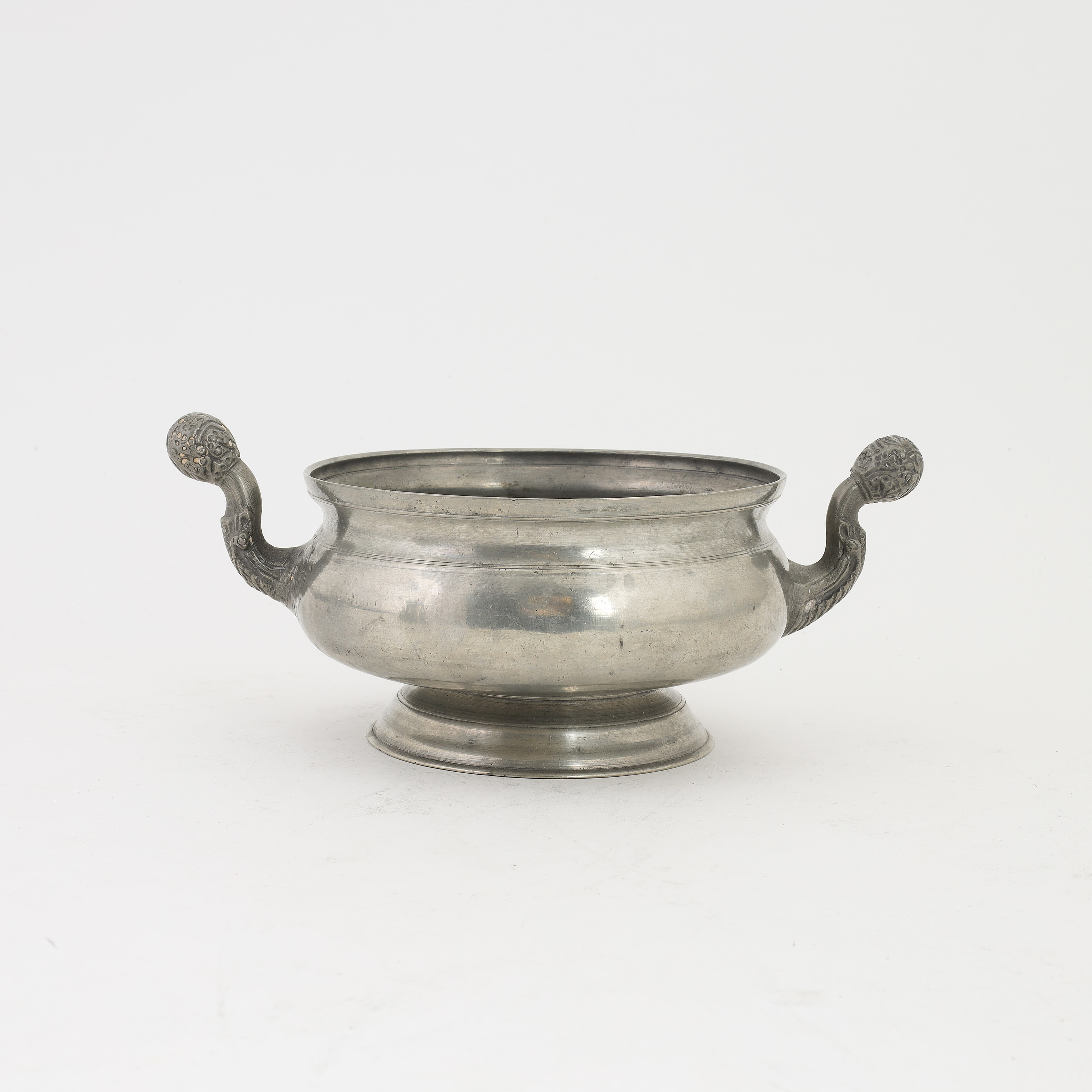 A pewter tankard, bowl, and porridge bowl, 18th/19th Century. - Bukowskis