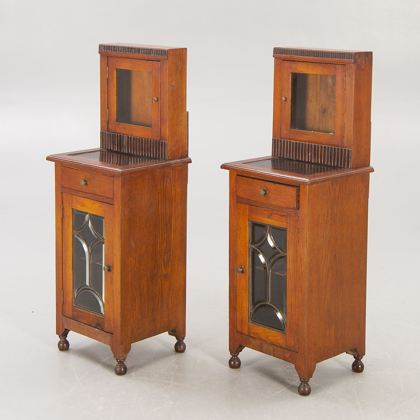 A pair of early 1900s bedside tables. - Bukowskis