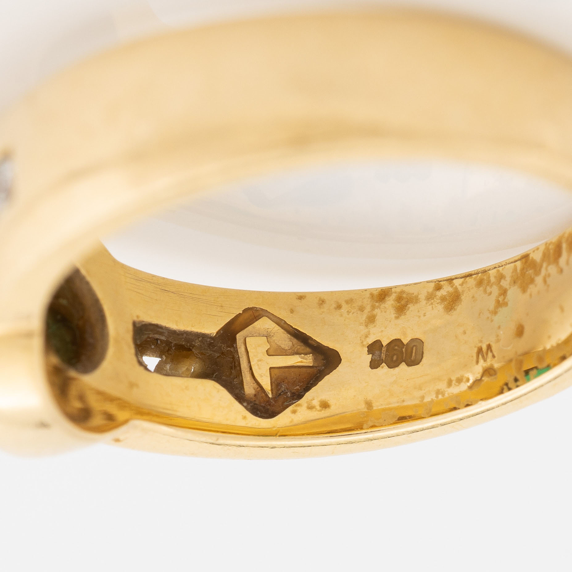 18K gold, cabochon cut emerald and brilliant cut diamond ring. - Bukowskis