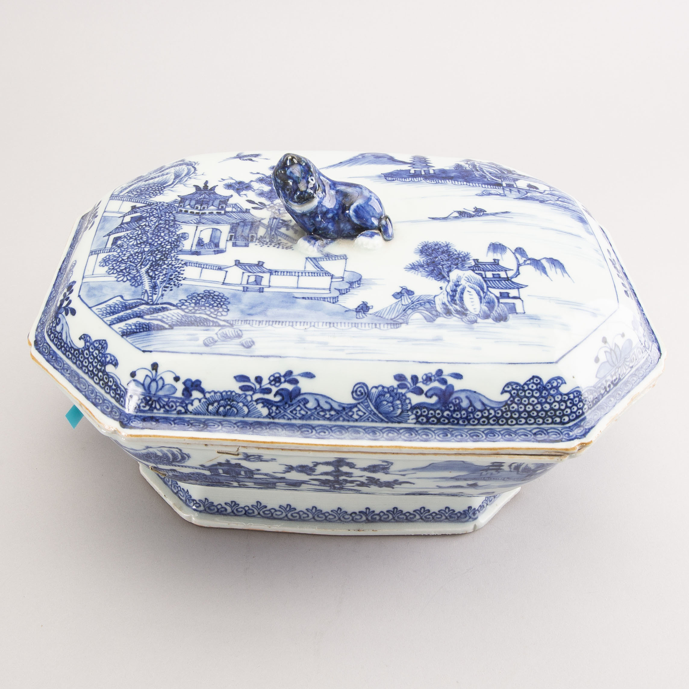 A Chinese Qianlong porcelain tureen. - Bukowskis