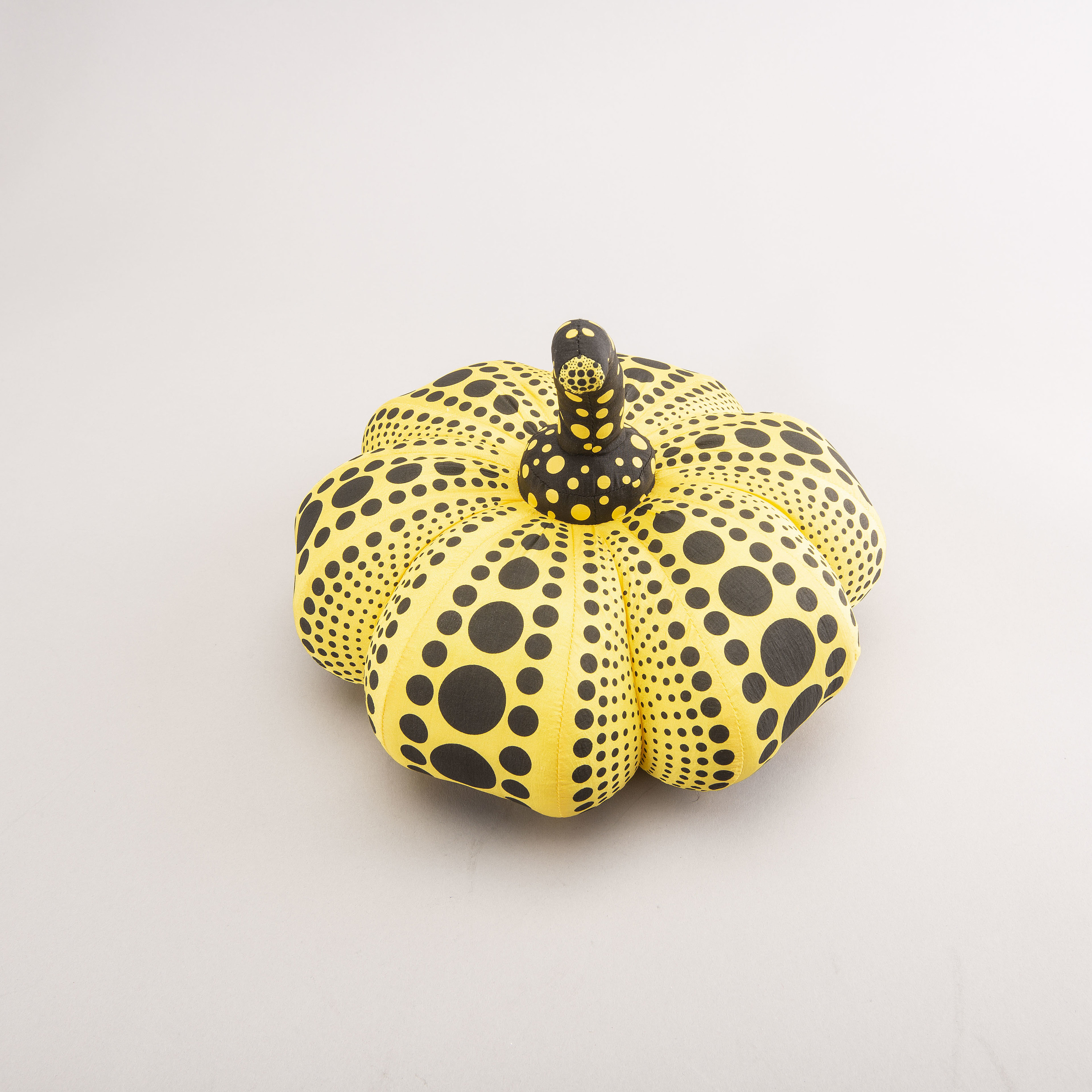 Yayoi Kusama, by Object / Multiple Dots Obsession 2004. - Bukowskis