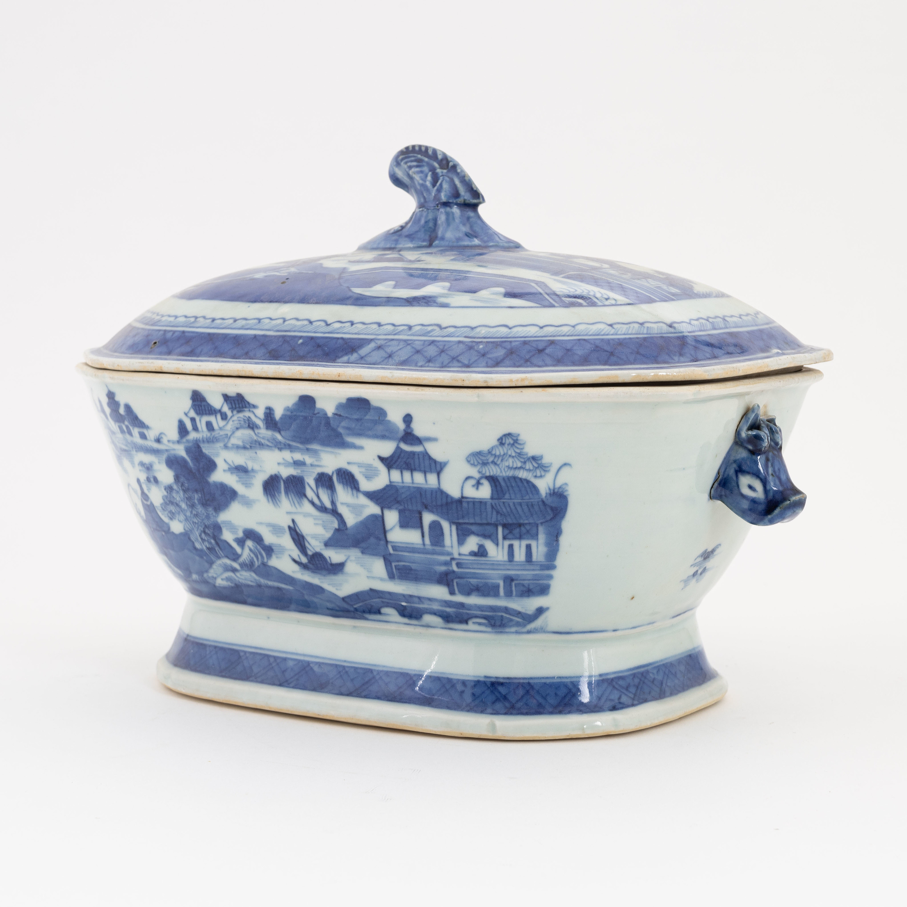 A Chinese blue and white porcelain tureen with cover, Qing dynasty ...