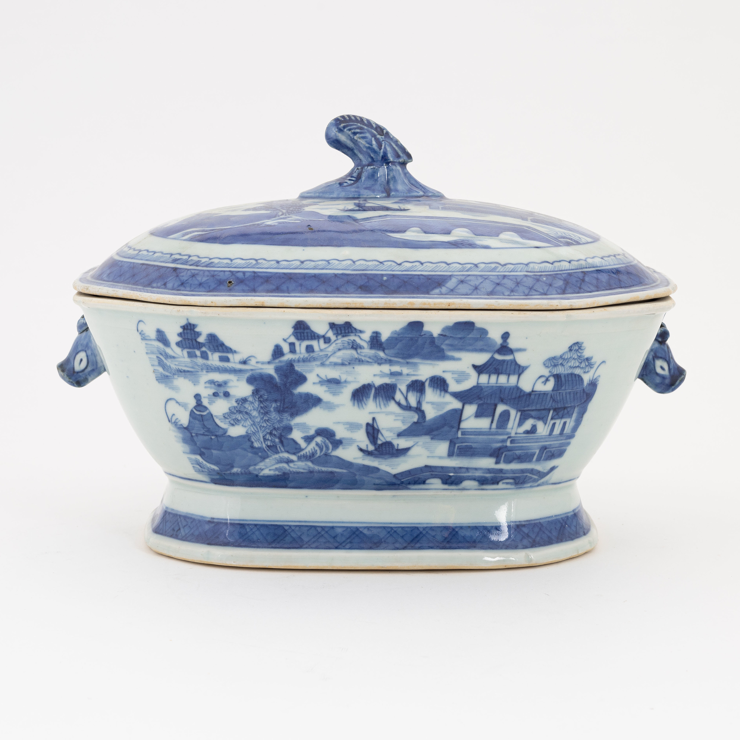 A Chinese blue and white porcelain tureen with cover, Qing dynasty ...