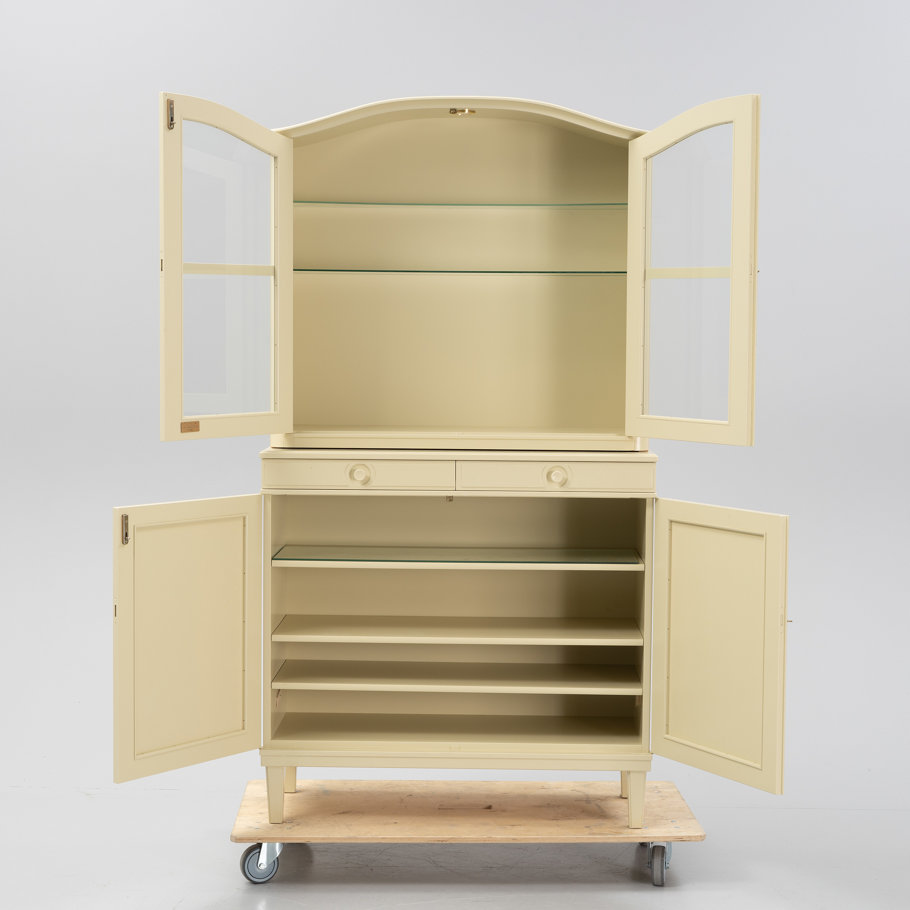 Carl Malmsten, vitrinskåp, "Herrgården", Banquet AB. - Bukowskis