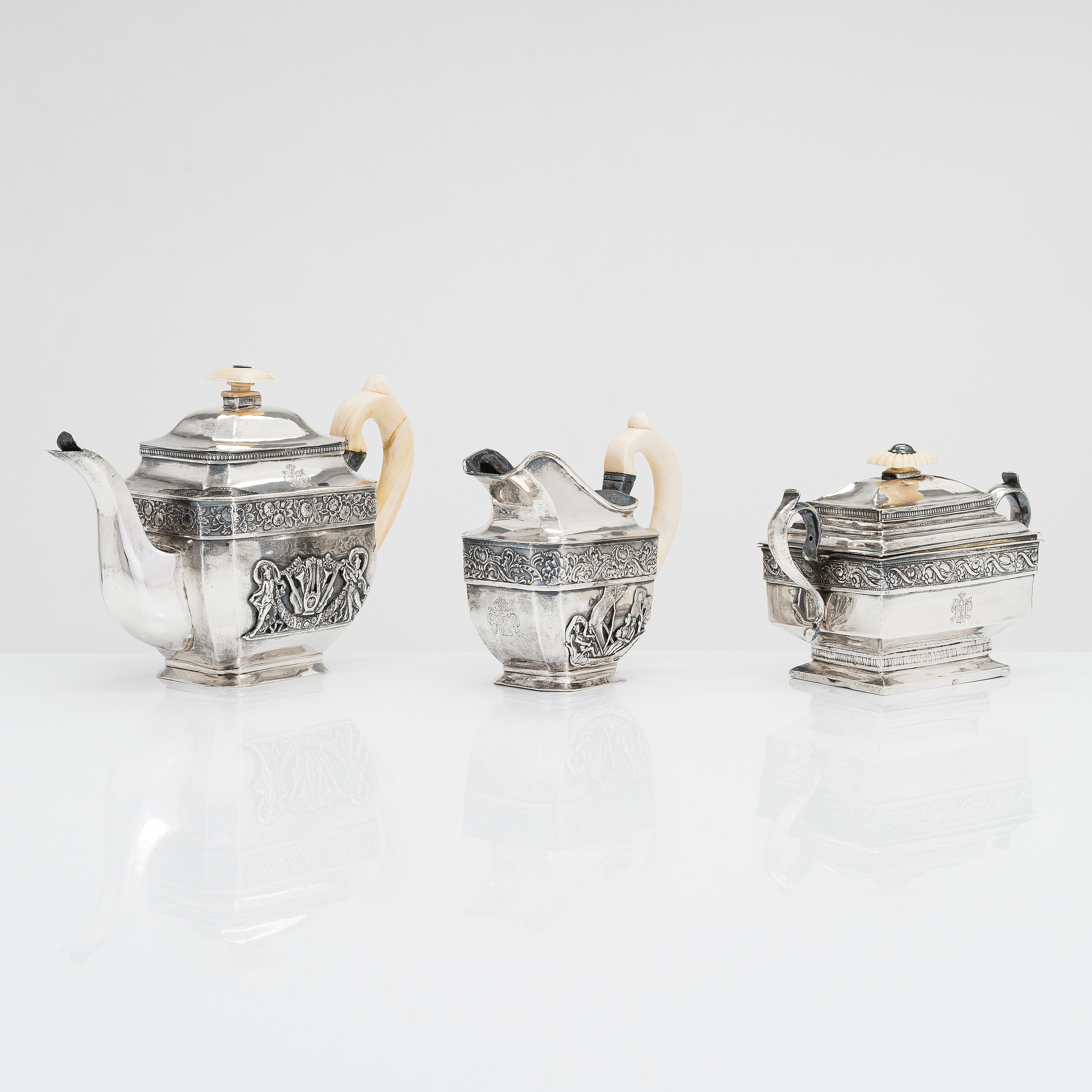 An 1830s three-piece silver tea set, Moscow, Russia. - Bukowskis
