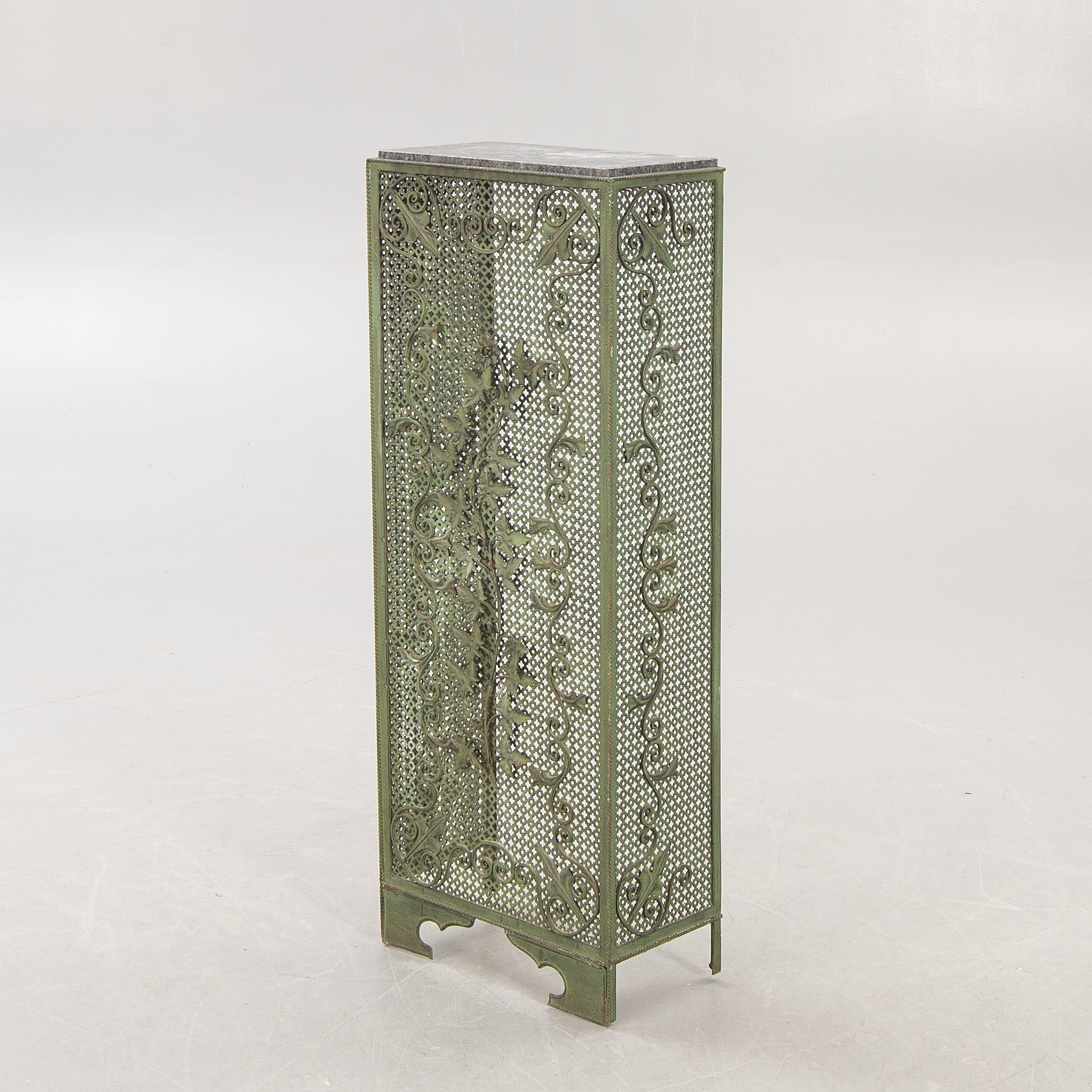 A mid 1900s radiator cover. - Bukowskis