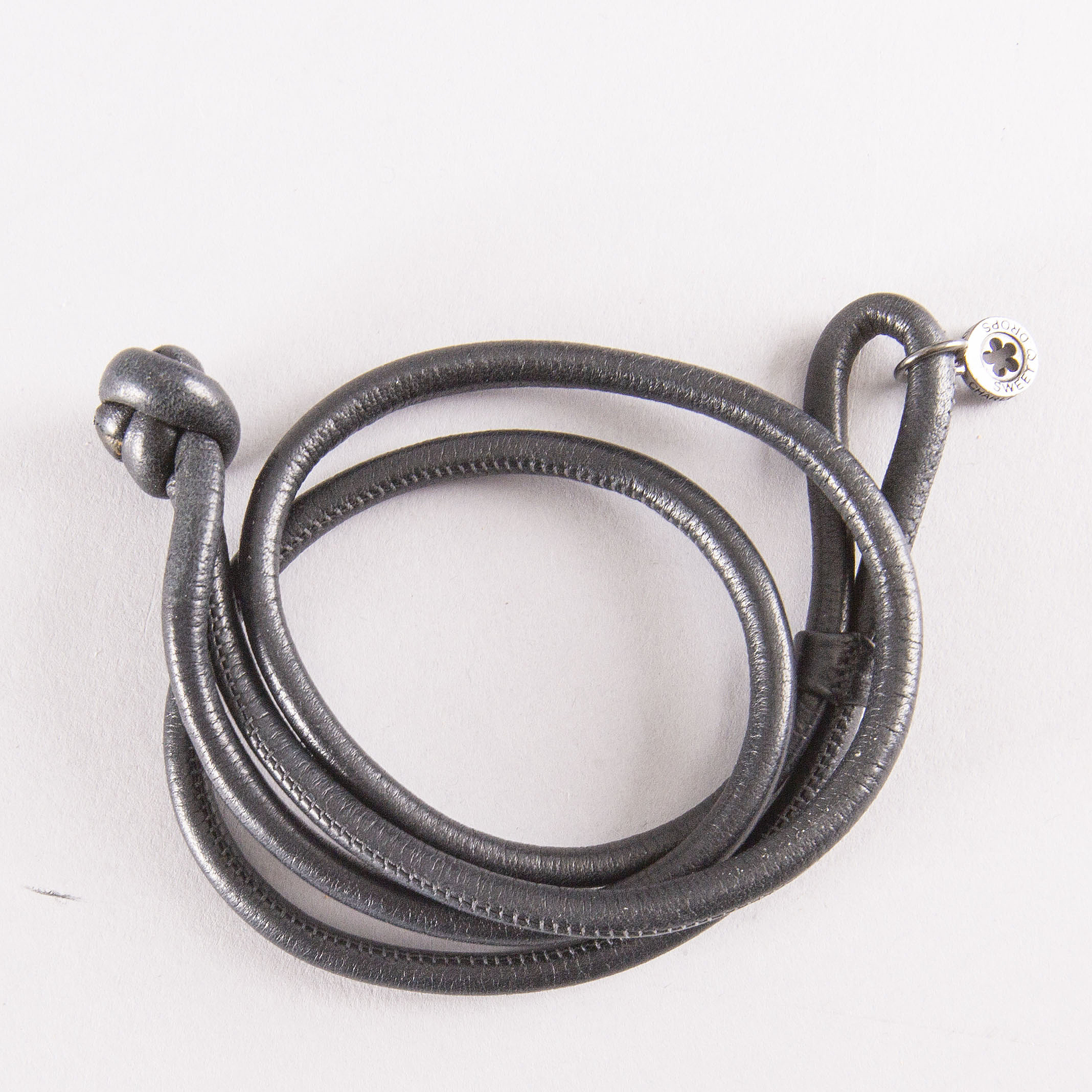 Charlotte Lynggaard, hänge med läderrem, månsten, "Sweet Drops ...