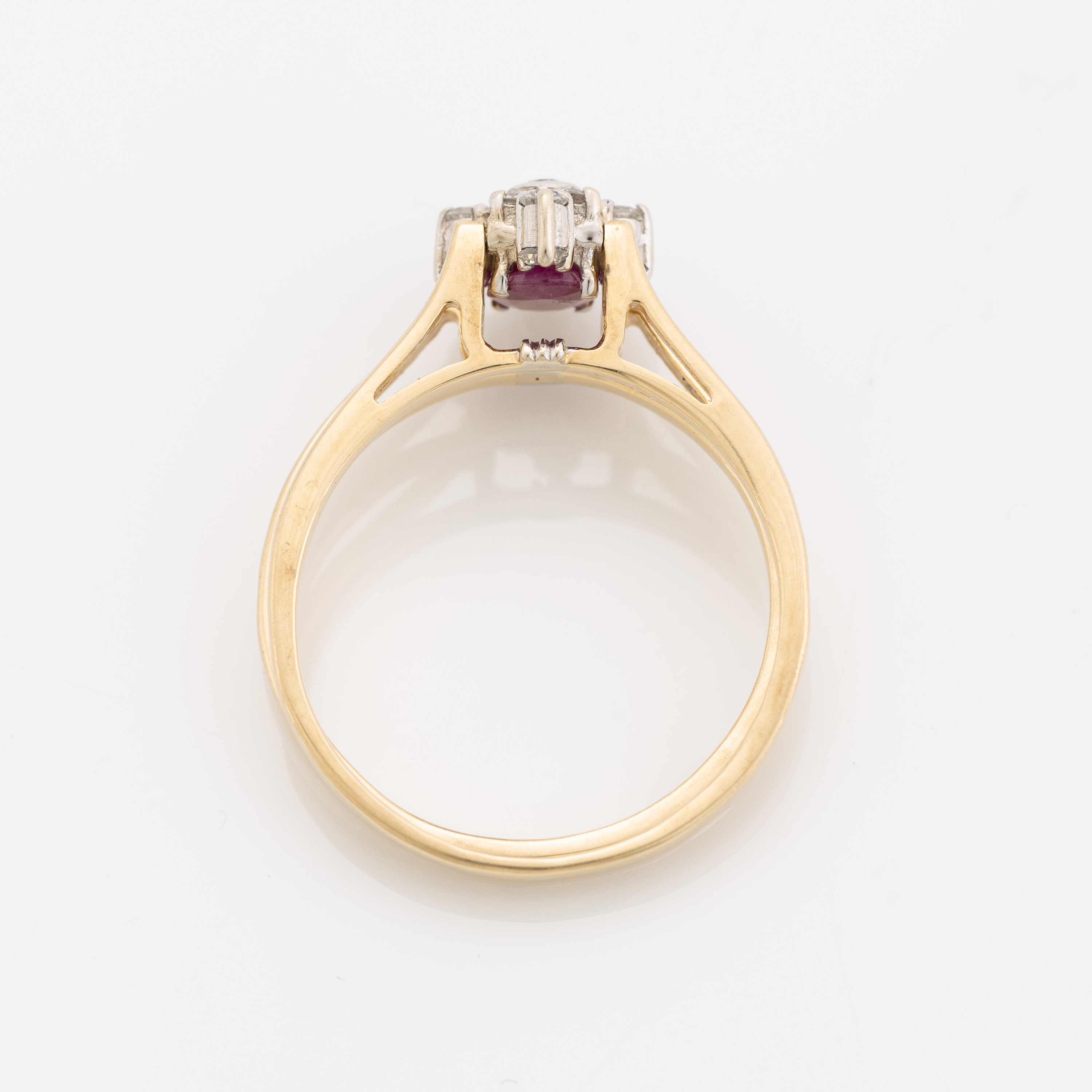 Ring, 14K guld med rubin och briljantslipade diamanter. - Bukowskis