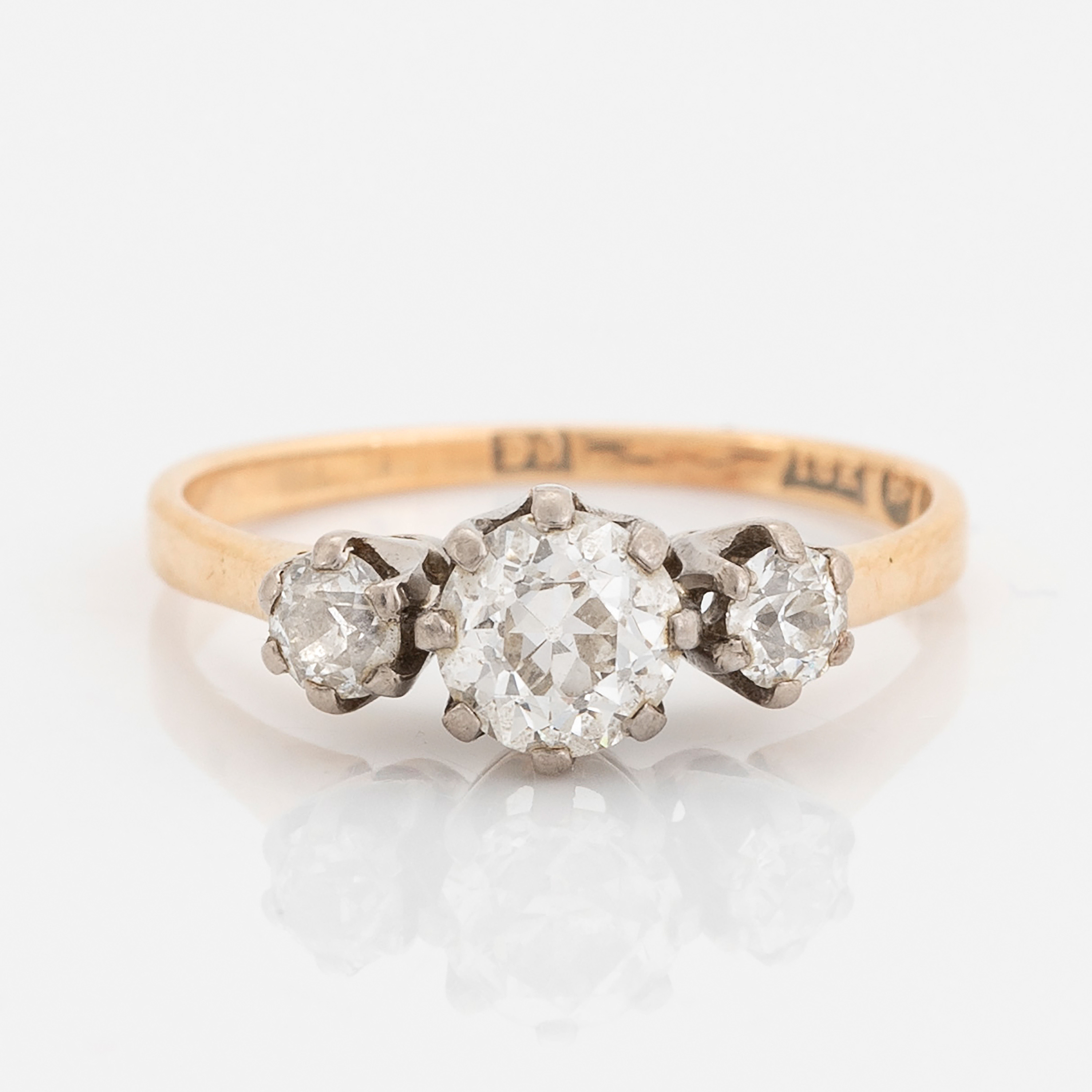 Ring guld, med tre gammalslipade diamanter. - Bukowskis