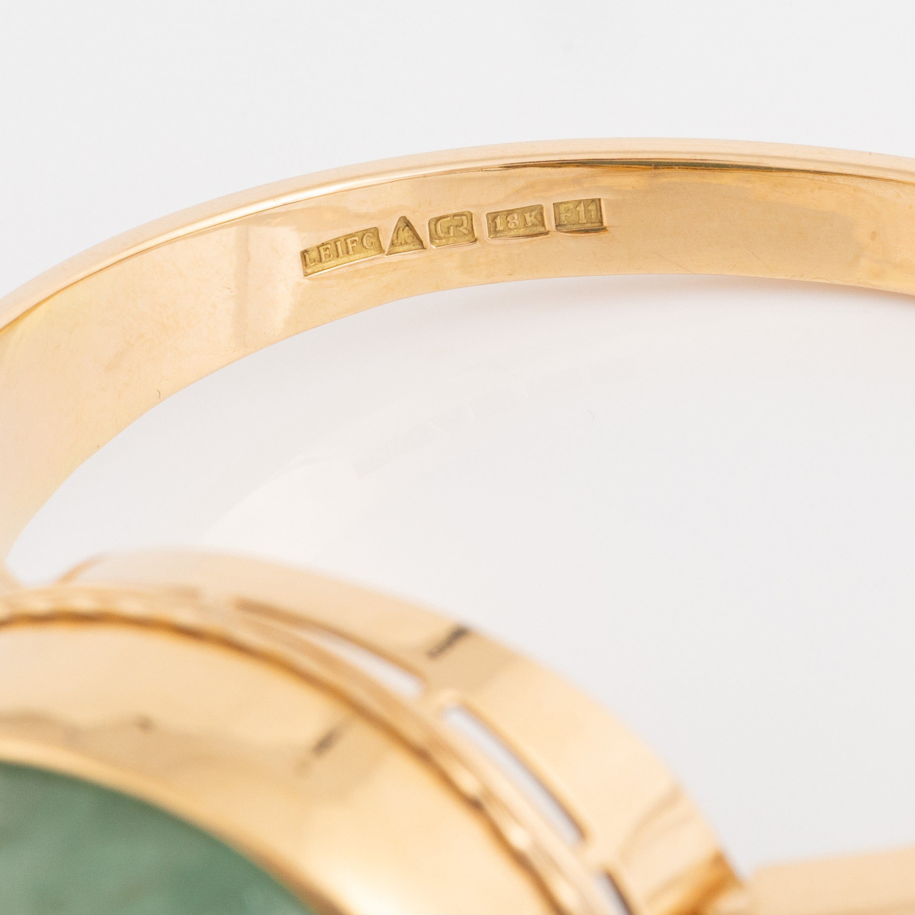 Armring 18K guld med en cabochonslipad smaragd. - Bukowskis